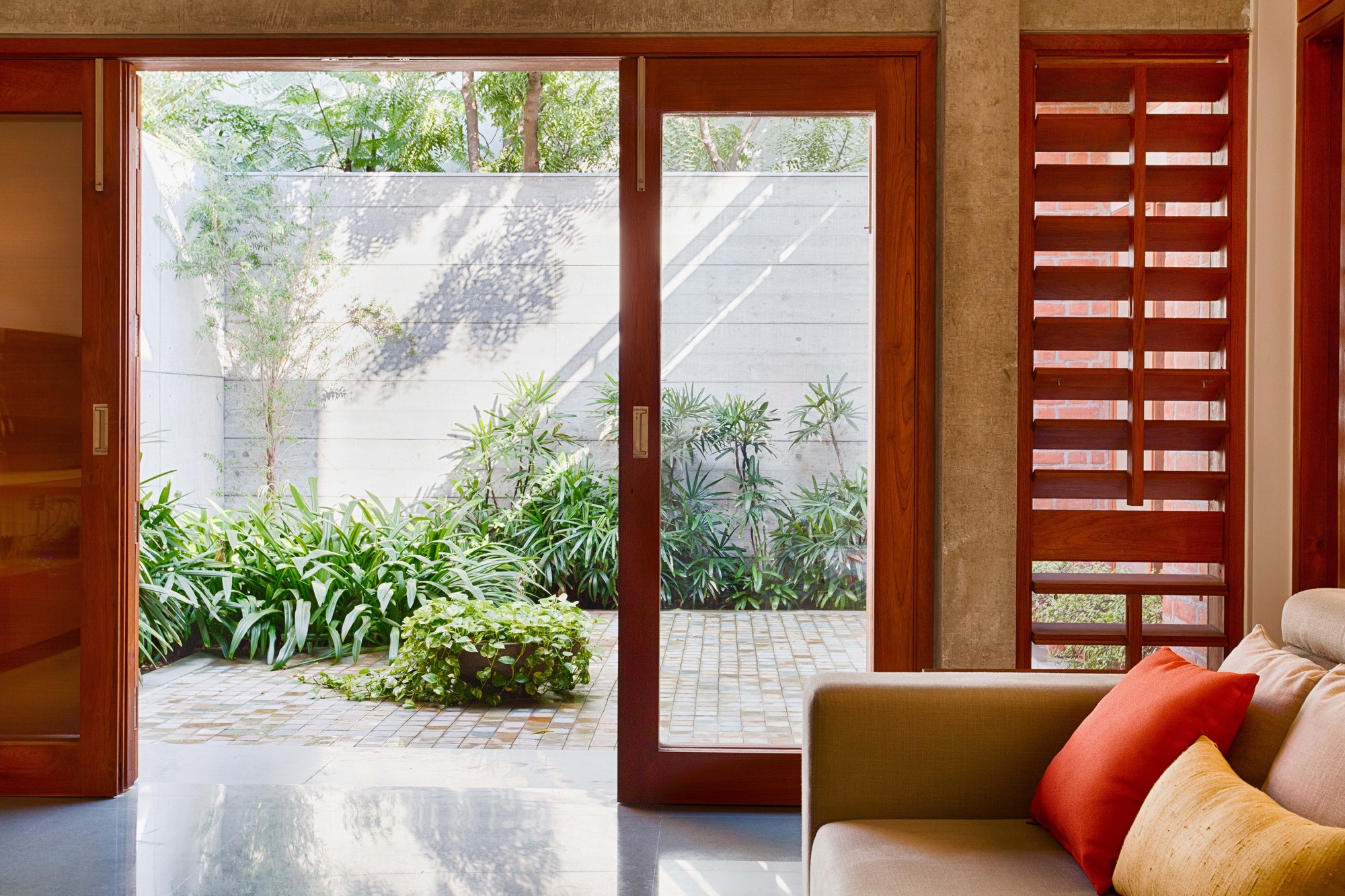 Gallery of Shaila Patel House / Groundwork Architecture - 8