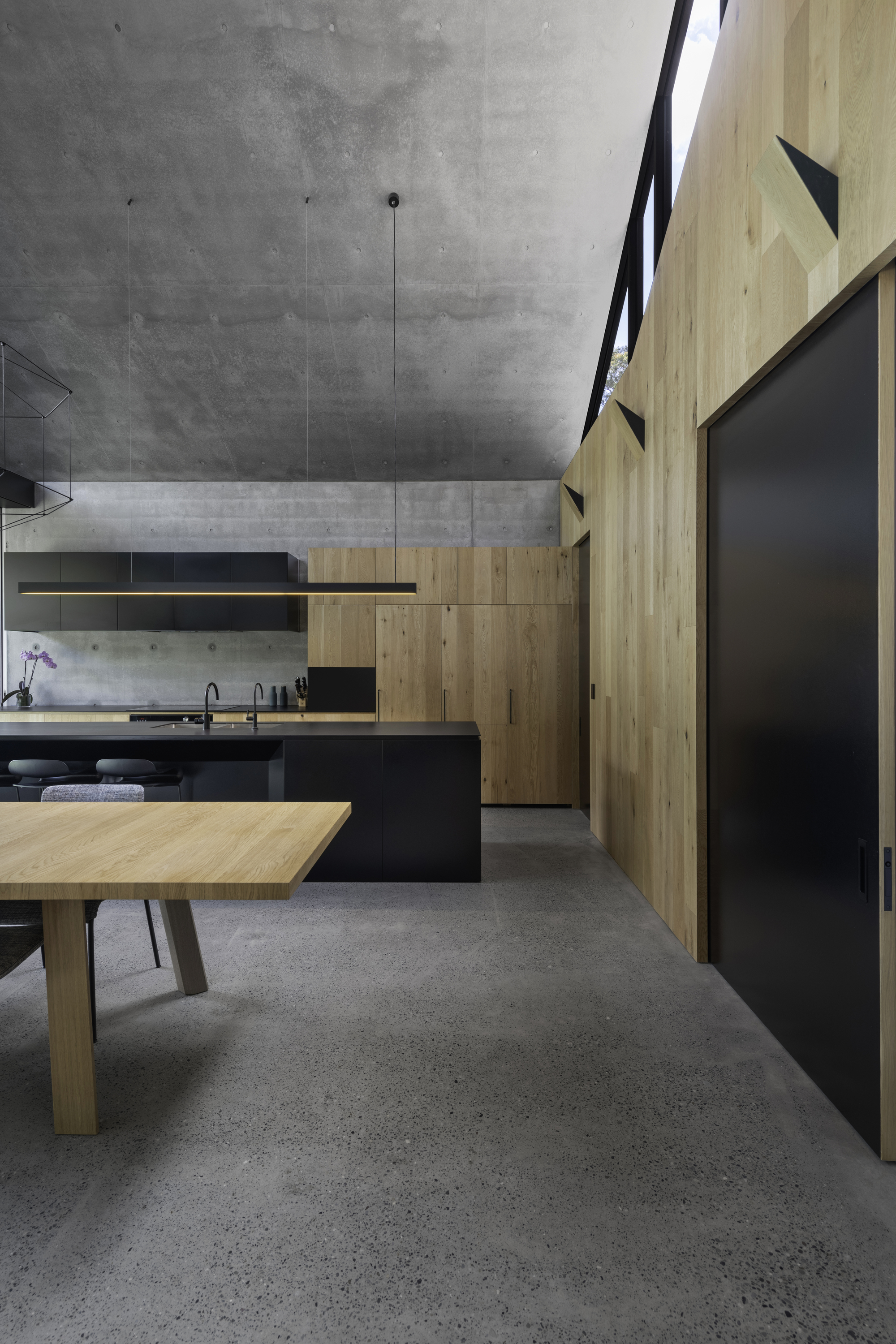 Gallery of Extruded House / MCK Architecture & Interiors - 24