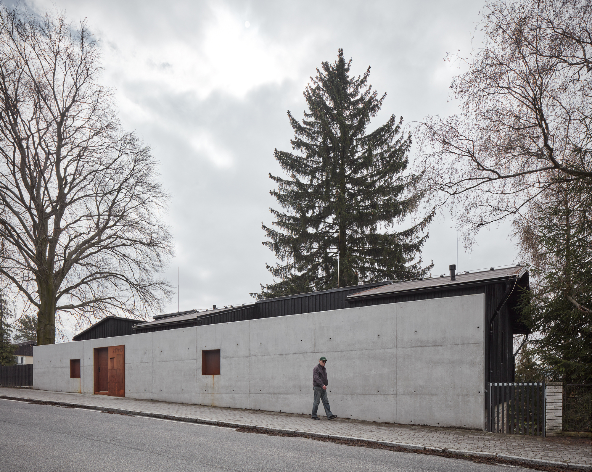 House Behind the Wall / Mjölk architekti | ArchDaily