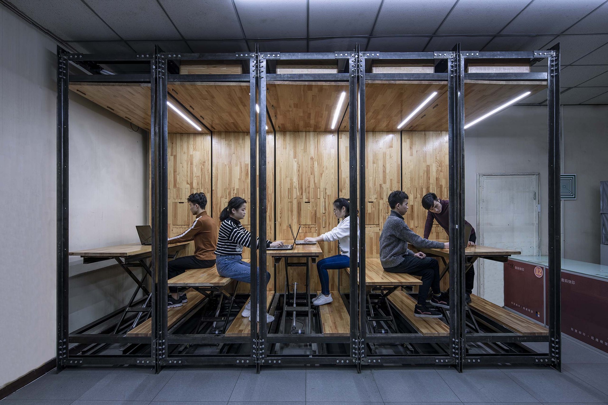 Gallery of 9.639, An Inserted Variable Office / LUO studio - 1