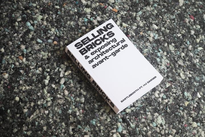 Galería de Selling bricks and exposing architectural avant-garde - 1