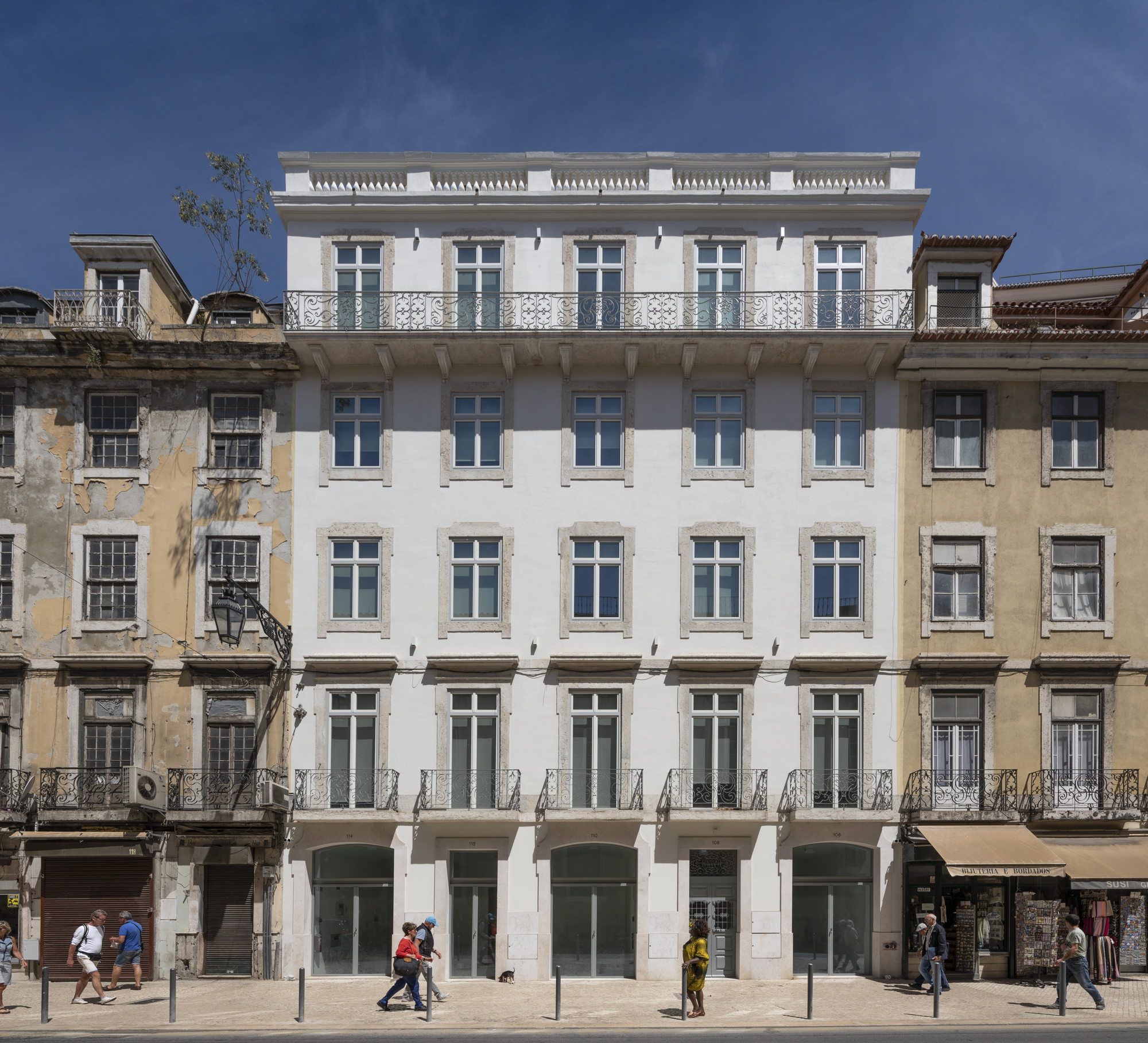 Gallery of Arsenal 108 Building / SIA arquitectura + Manuel Aires ...