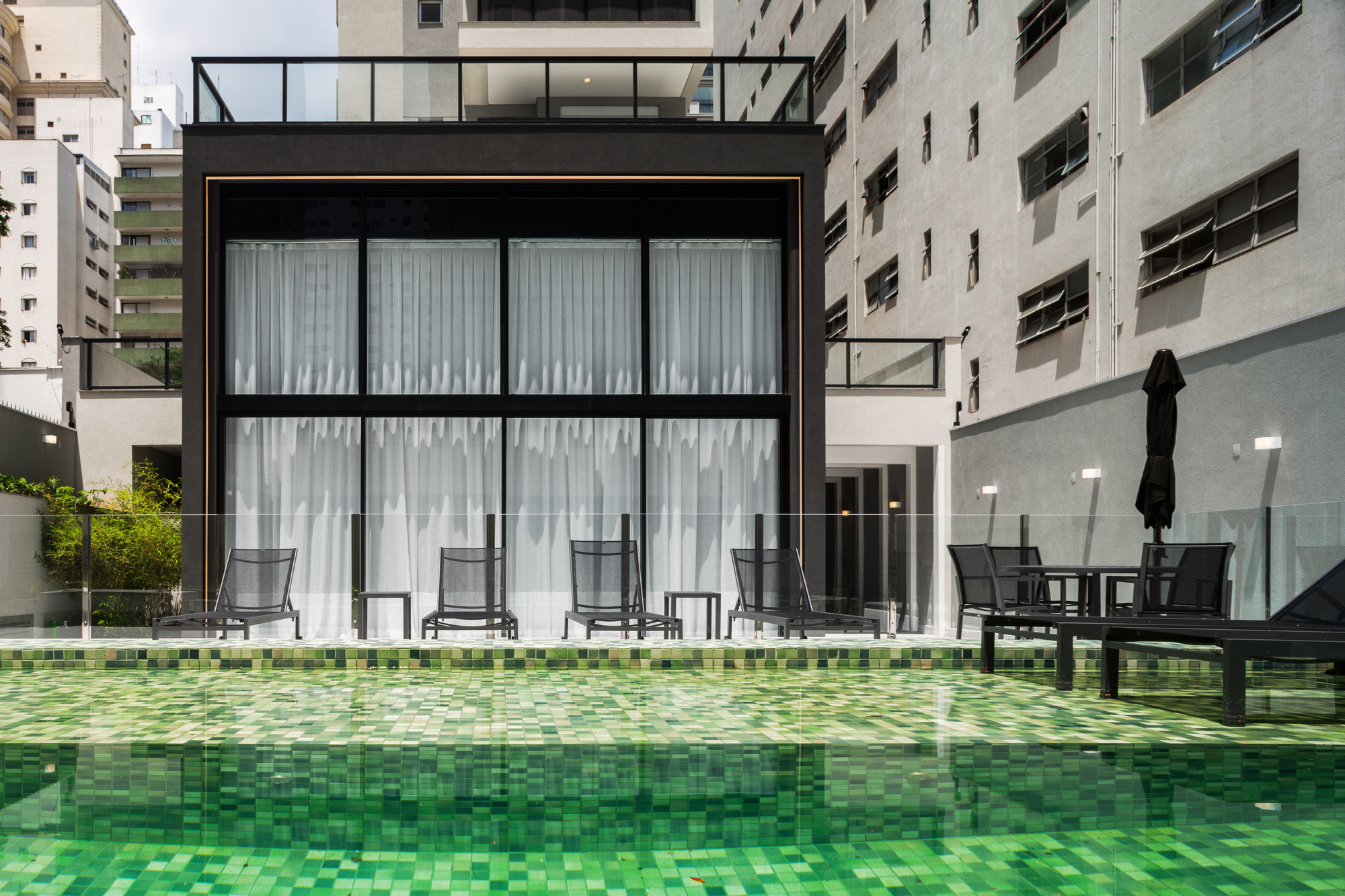 Gallery of Jade Building / FGMF - 23