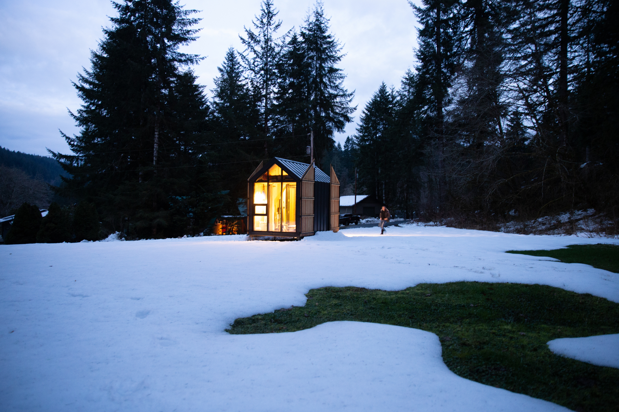 Gallery of Elliot Mono Cabin / Drop Structures - 15