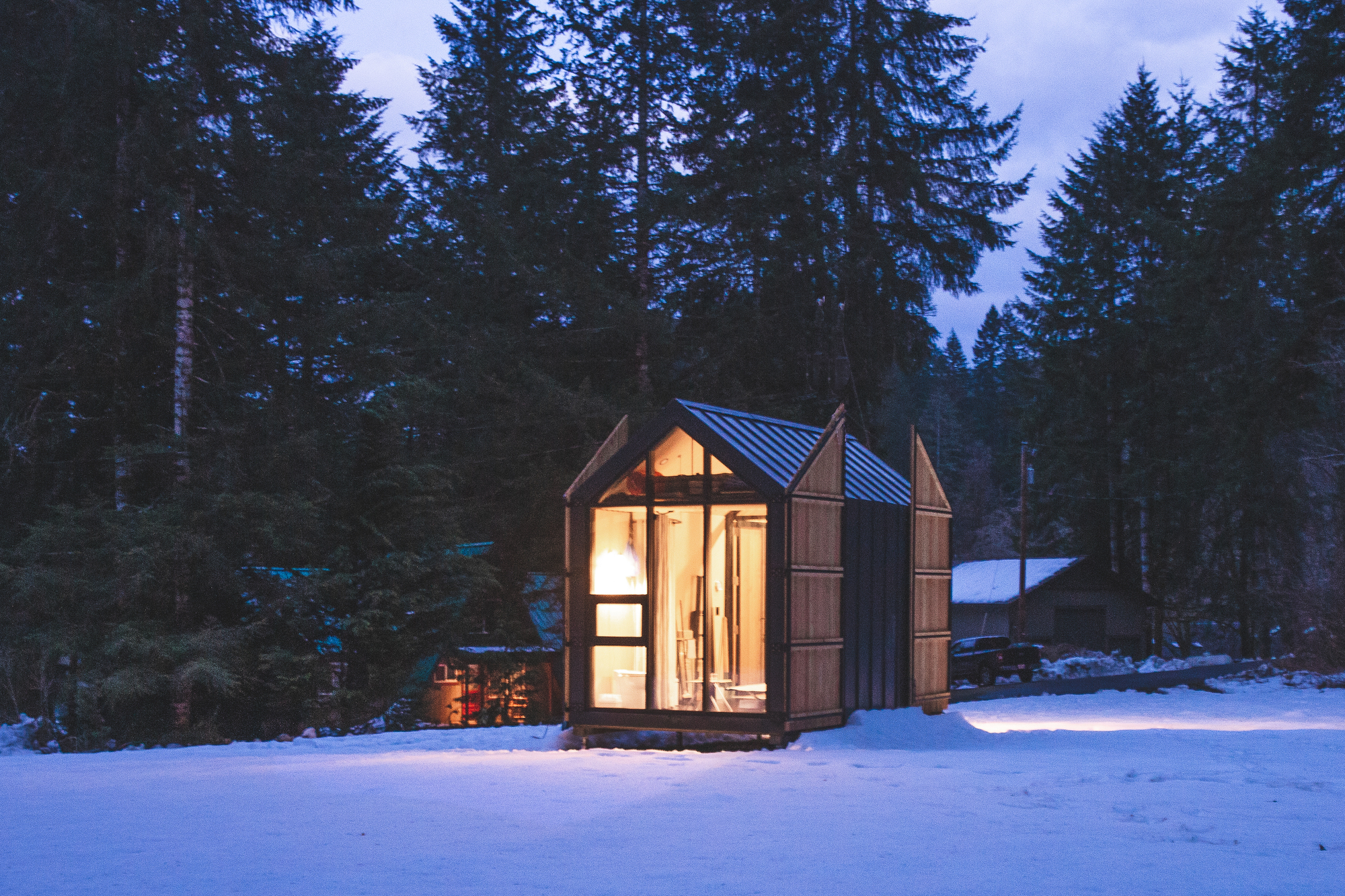 Gallery of Elliot Mono Cabin / Drop Structures - 13