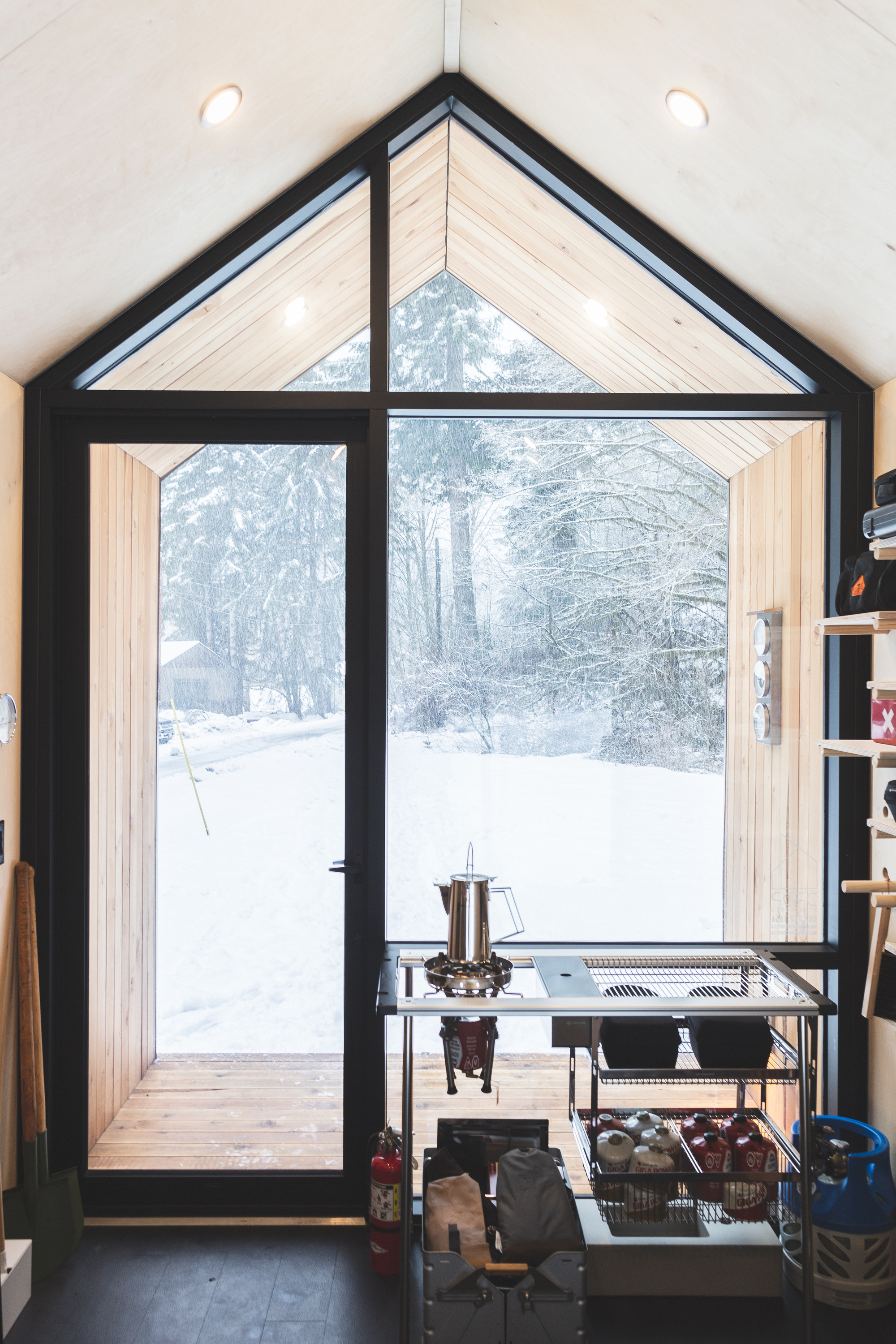 Gallery of Elliot Mono Cabin / Drop Structures - 4