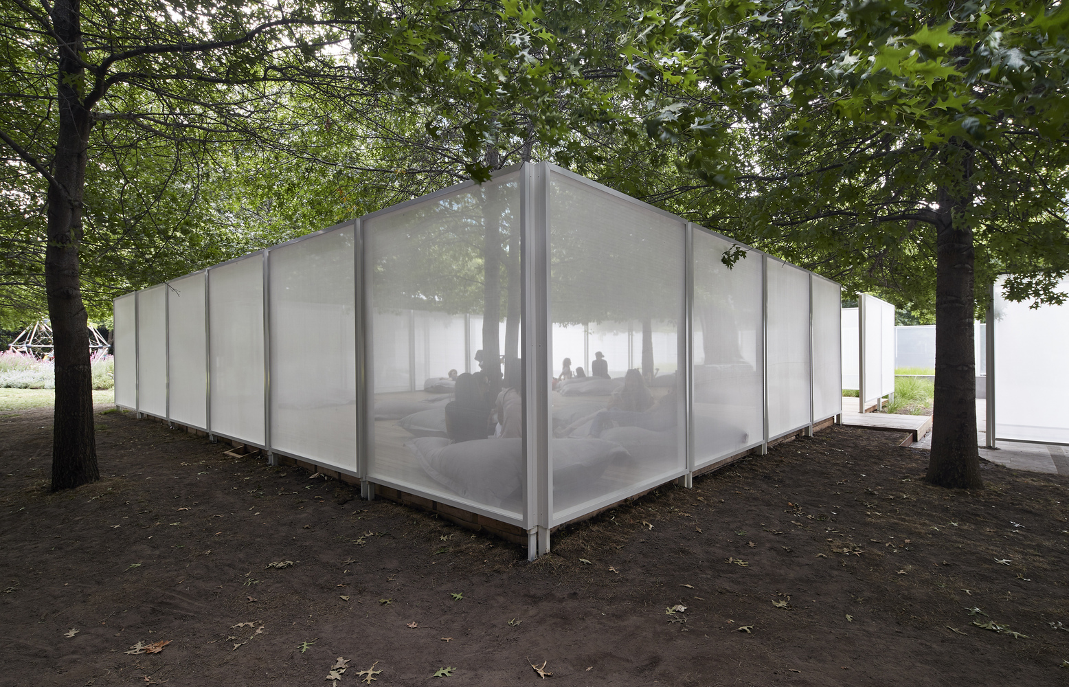Gallery of Garden Wall Pavilion / Retallack Thompson + Other Architects - 1