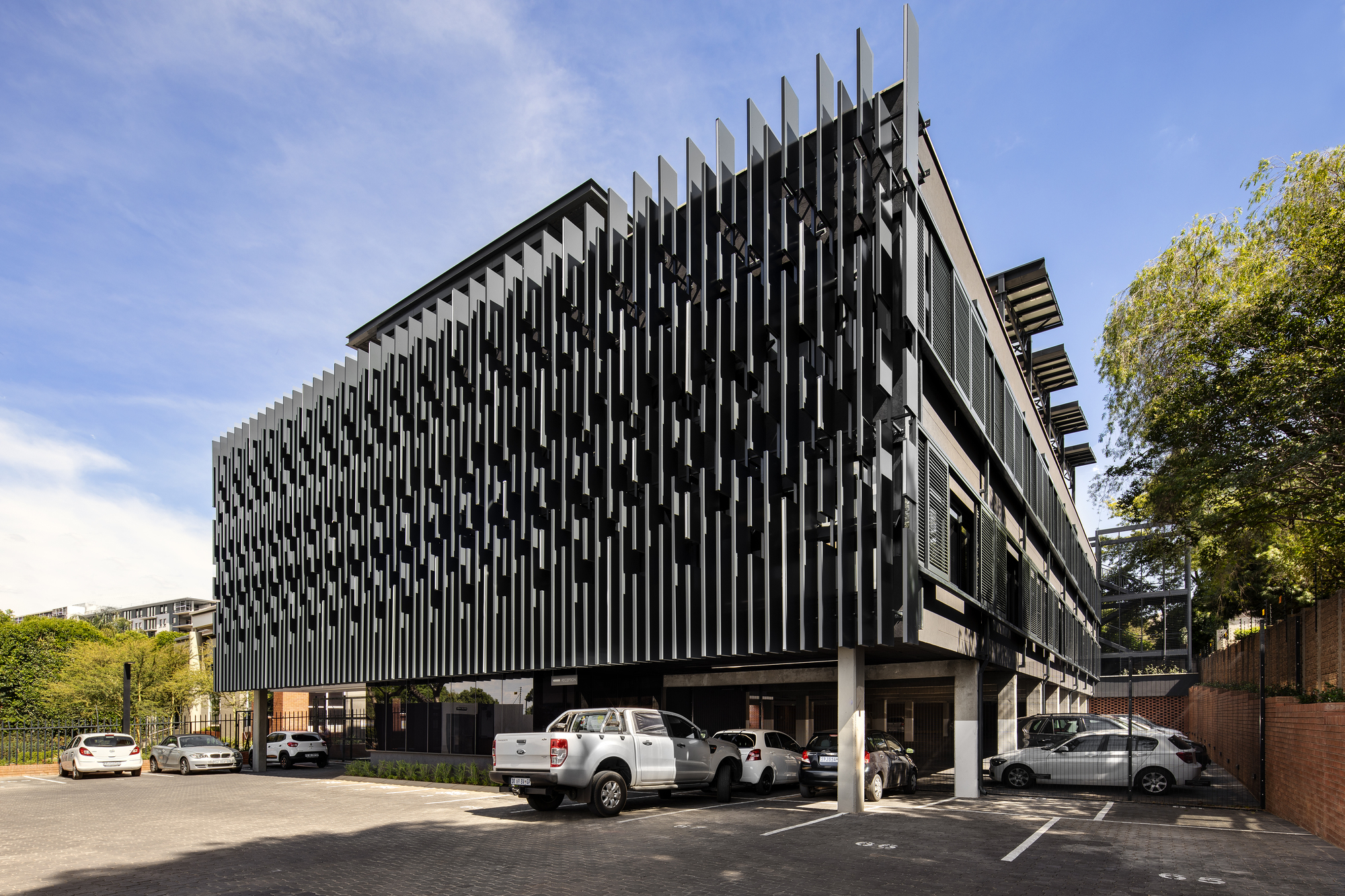 Gallery of 78 Corlett Drive Building / Daffonchio Architects - 4