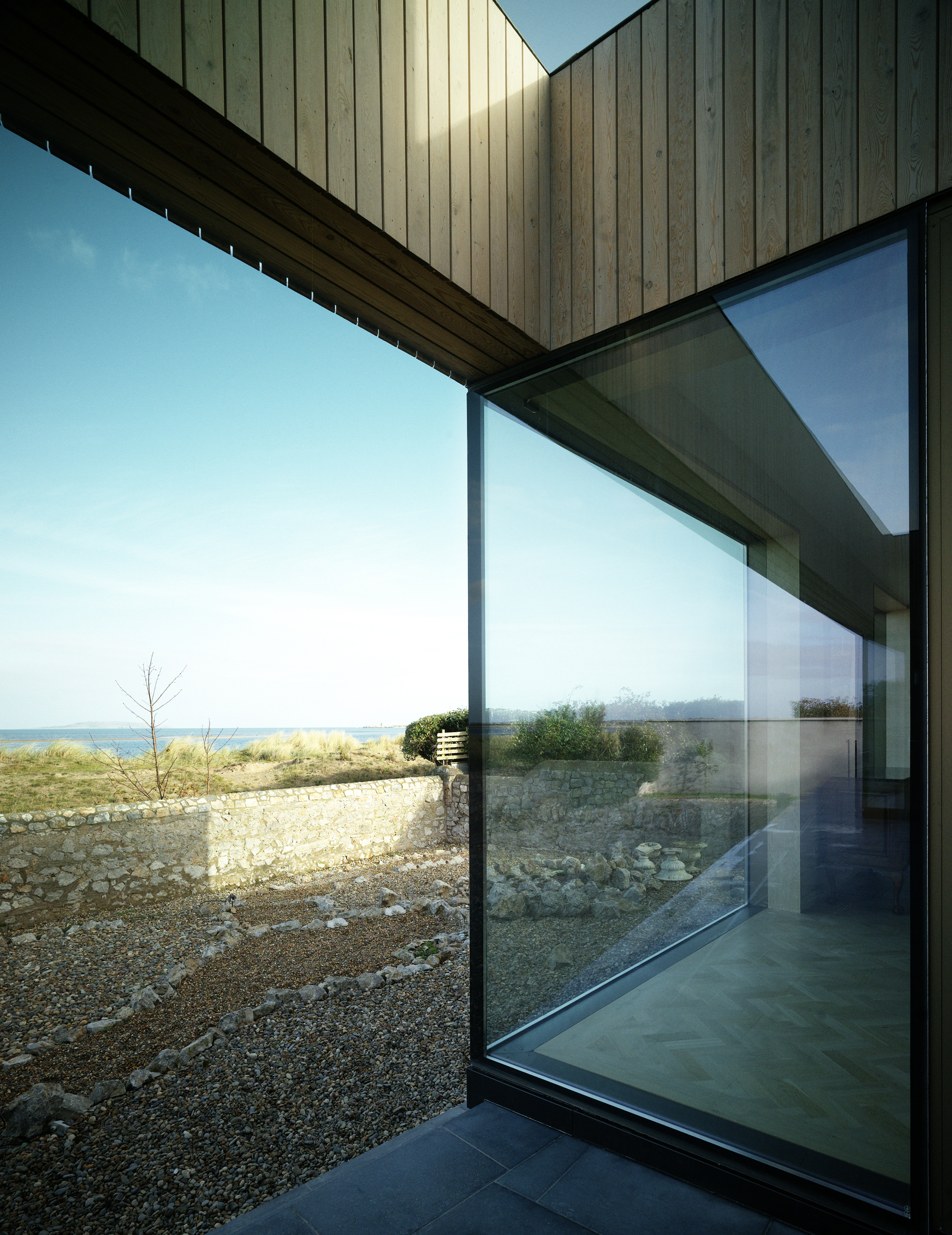 Gallery of House on Burrow Beach / Plus Architecture - 4