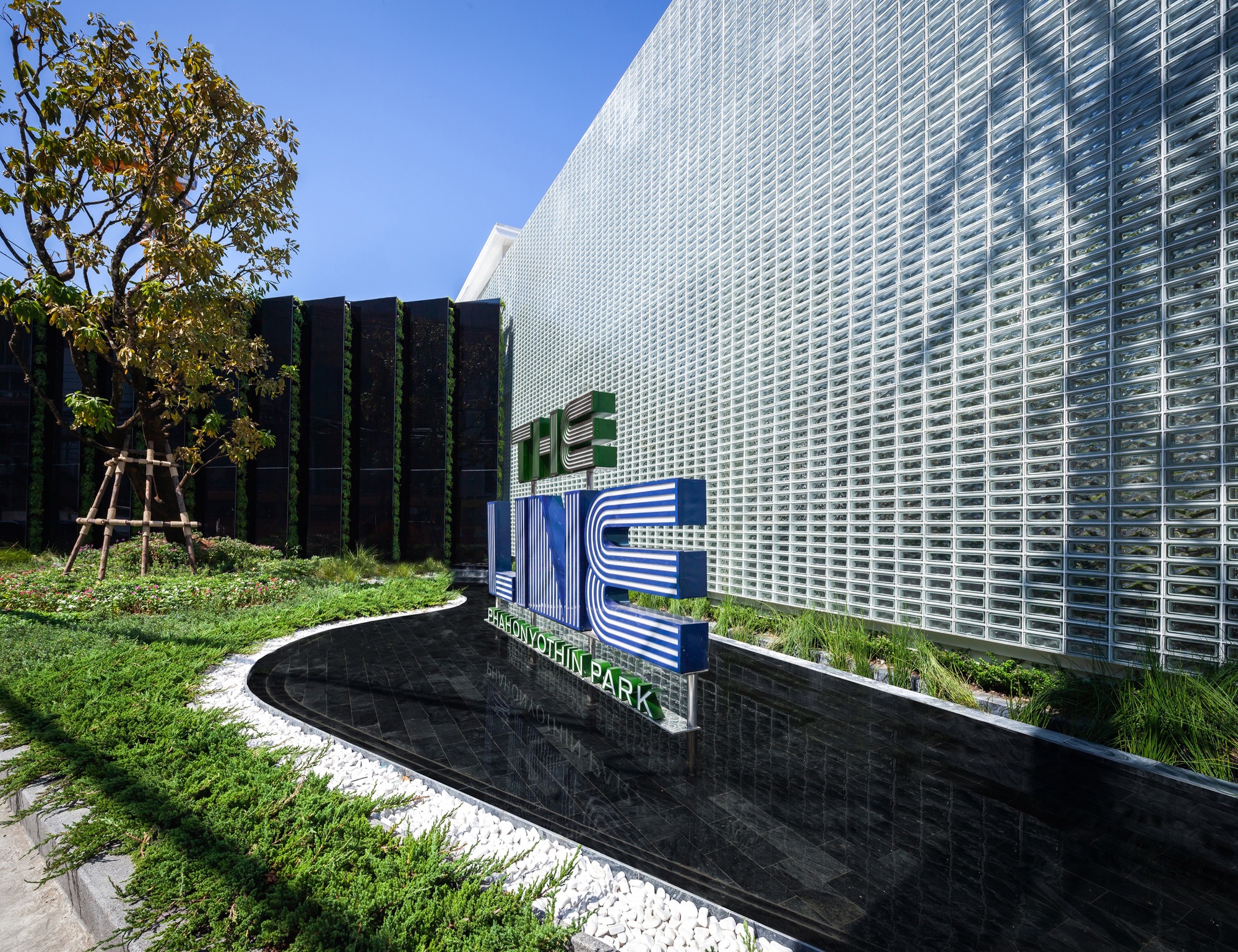 Gallery of The Glass Fortress / Archismith Architects - 36