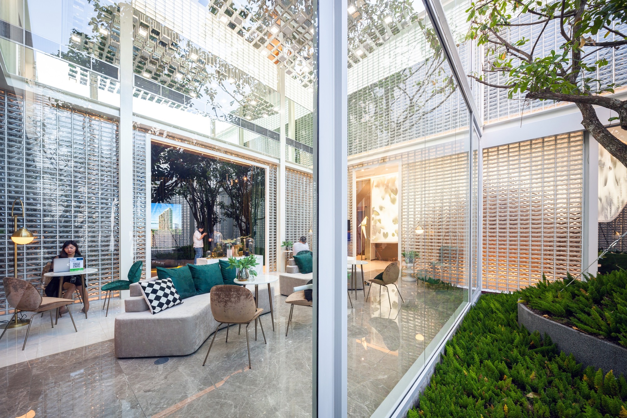 Gallery of The Glass Fortress / Archismith Architects - 9