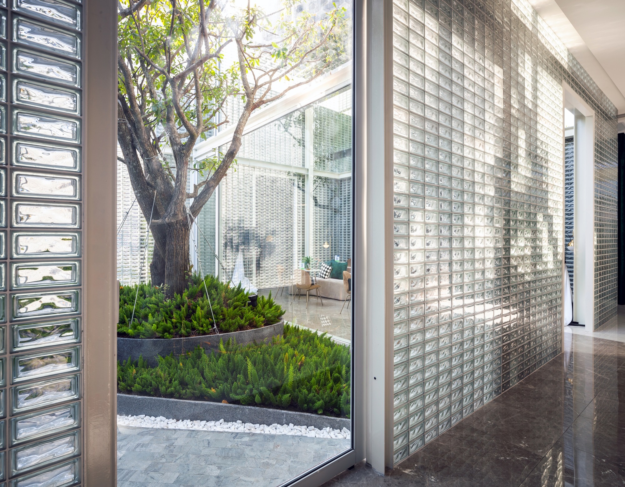 Gallery of The Glass Fortress / Archismith Architects - 16