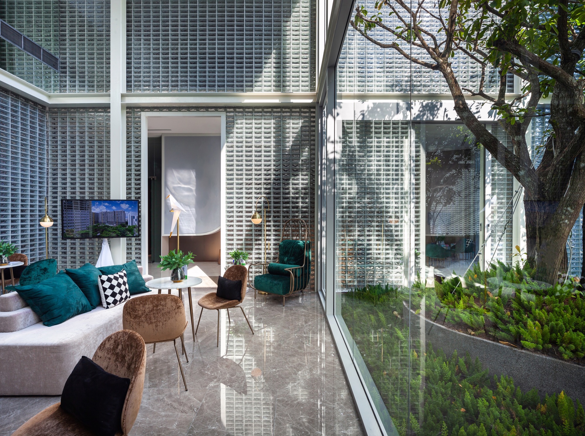 Gallery of The Glass Fortress / Archismith Architects - 11