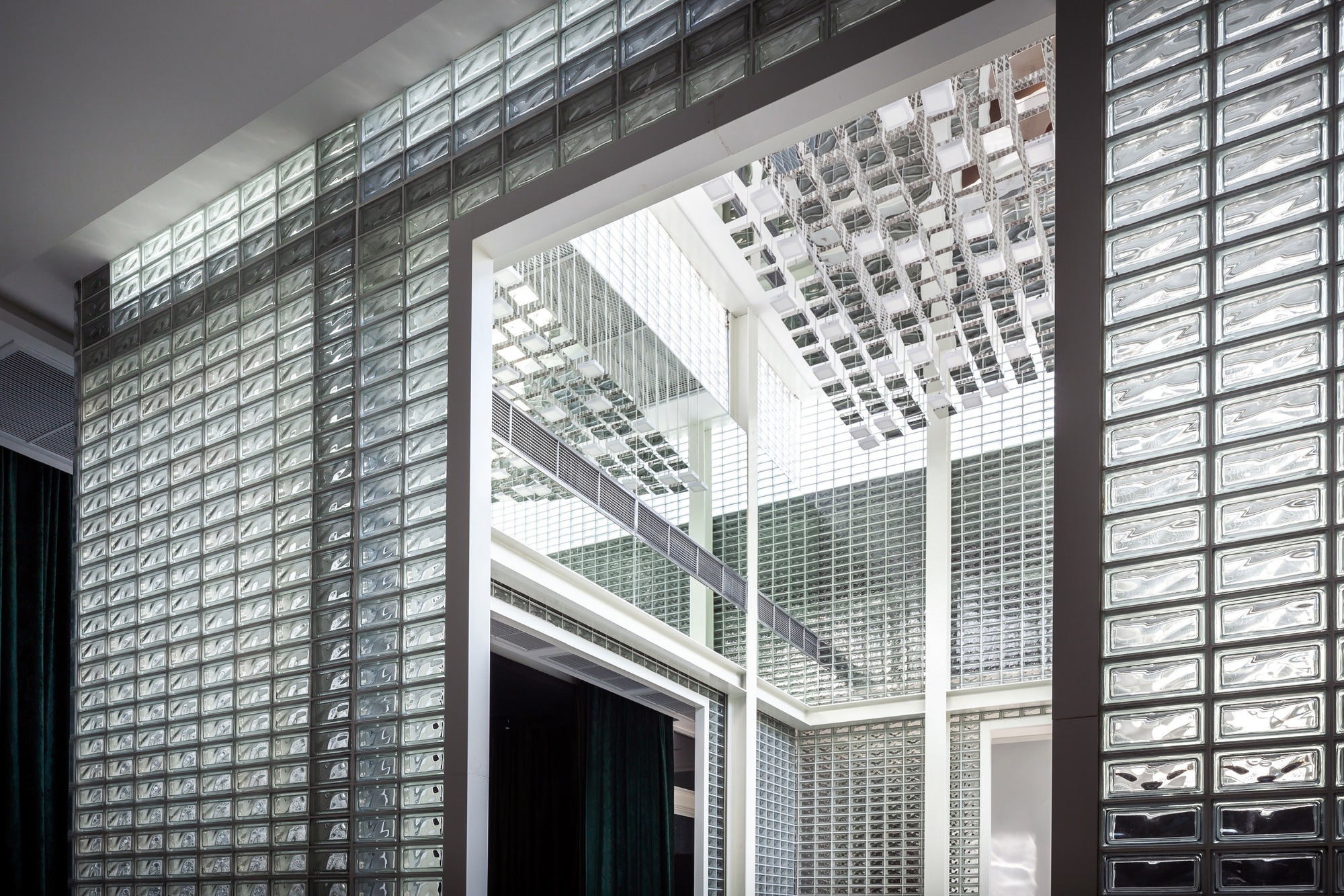 Gallery of The Glass Fortress / Archismith Architects - 24