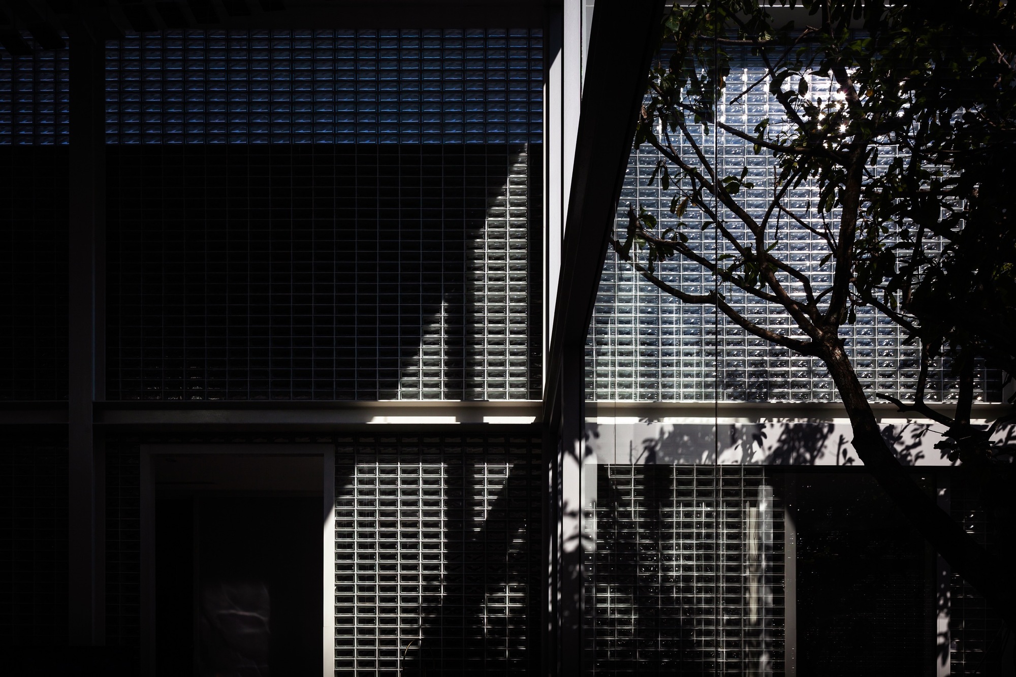 Gallery of The Glass Fortress / Archismith Architects - 22