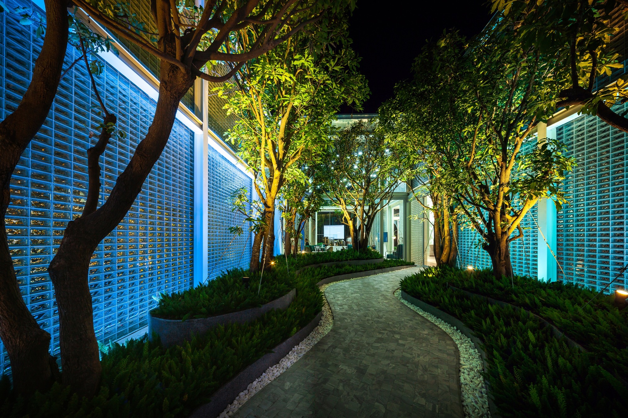 Gallery of The Glass Fortress / Archismith Architects - 15