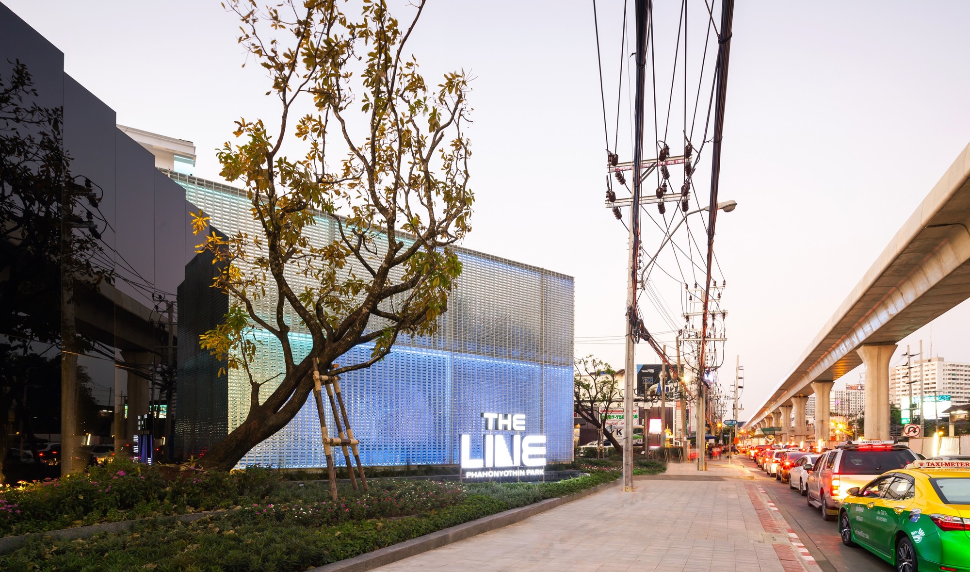 Gallery of The Glass Fortress / Archismith Architects - 35