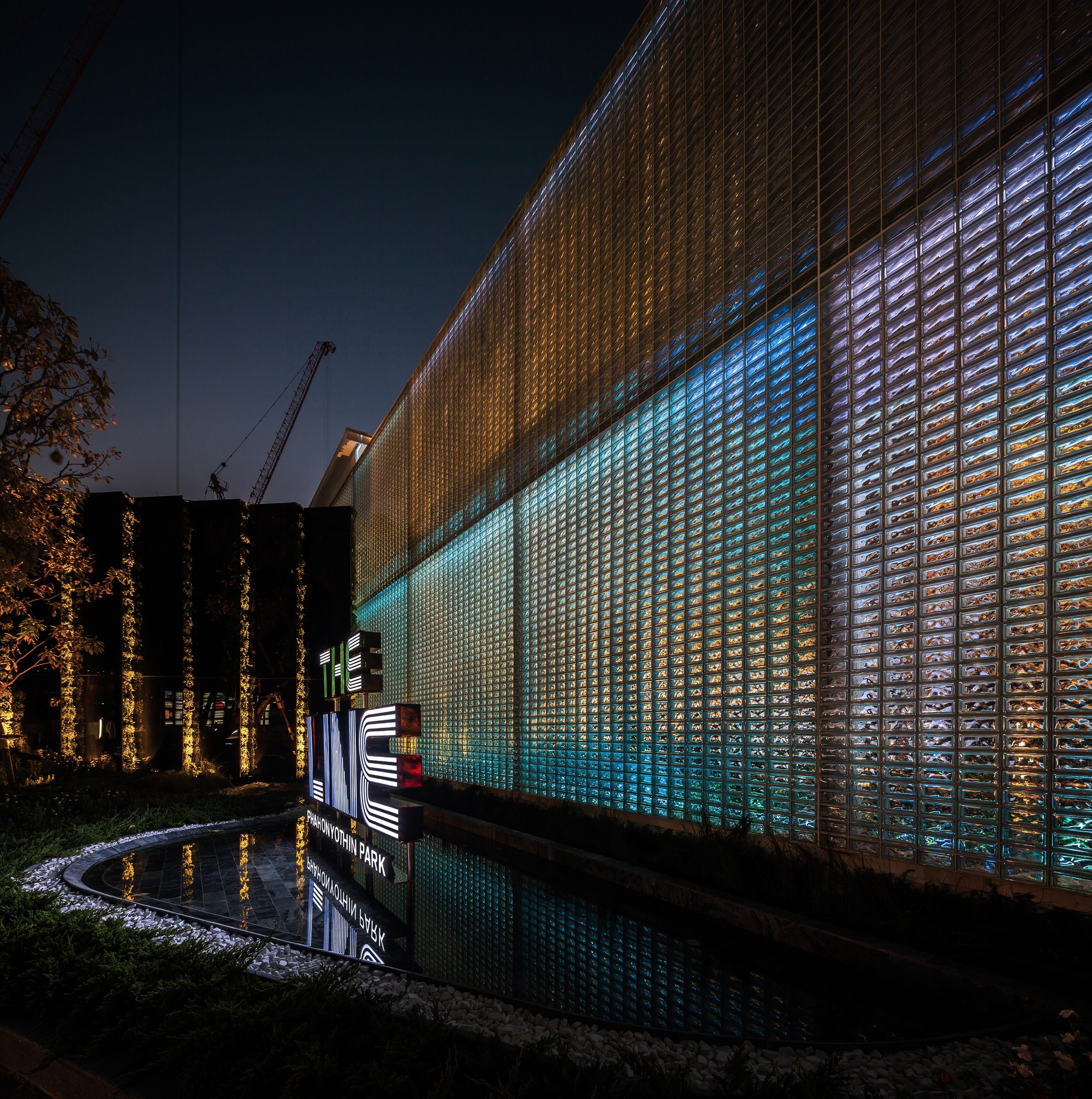 Gallery of The Glass Fortress / Archismith Architects - 28