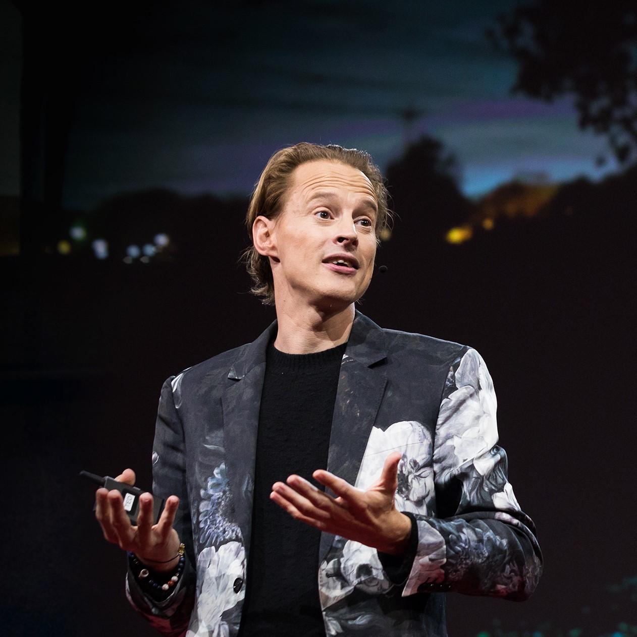 Gallery of George Orwell x Leonardo da Vinci / Daan Roosegaarde for the ...