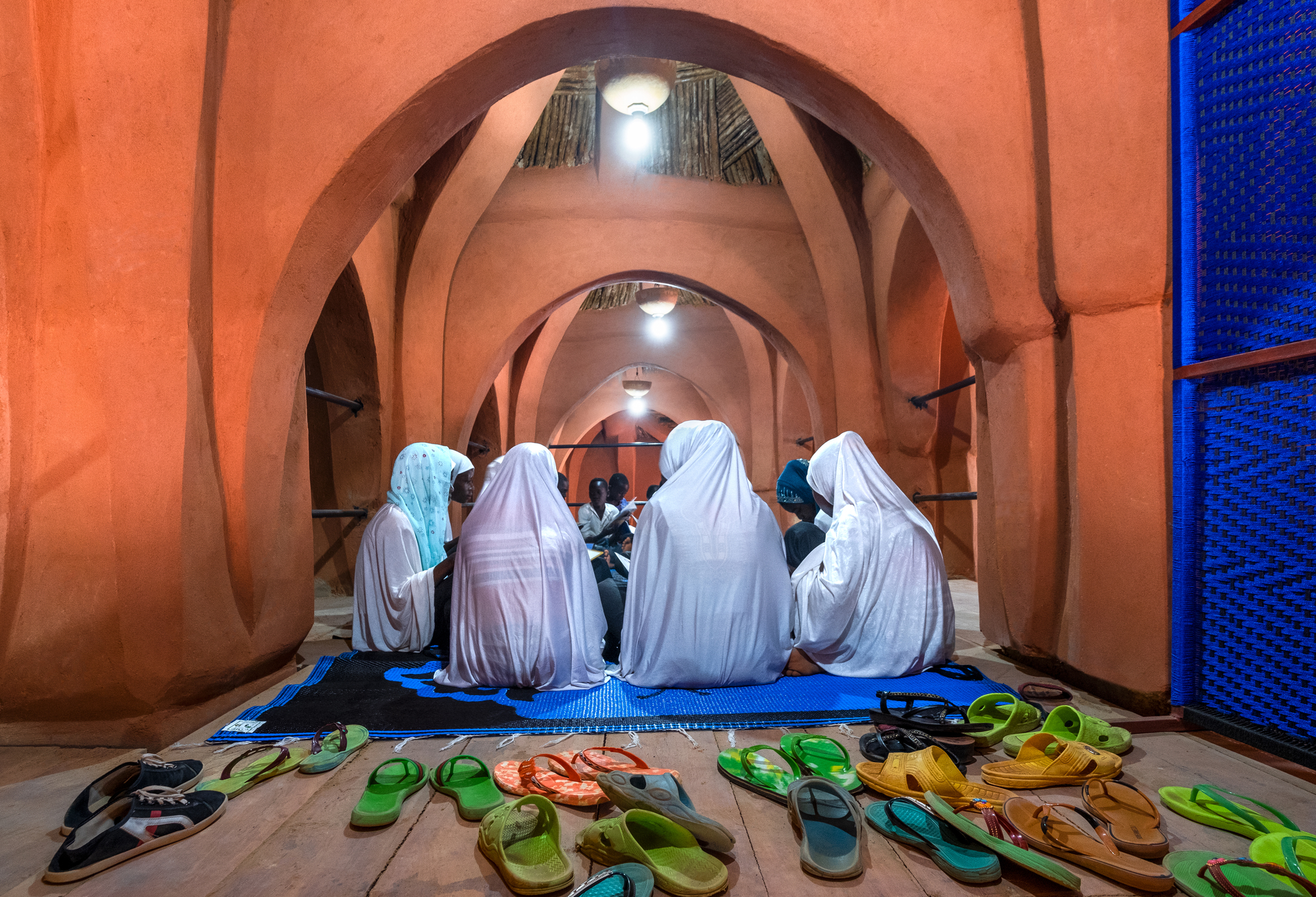 Galería de HIKMA - Un complejo religioso y secular / atelier masōmī ...