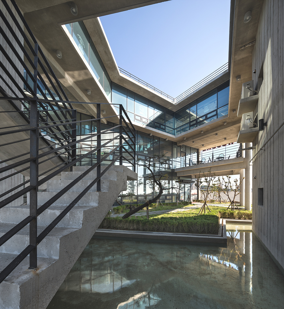 Gallery of Pentagon Commercial Building / On Architects Inc. - 13