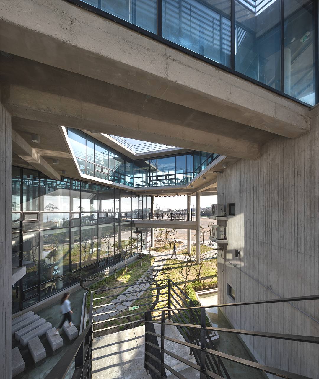 Gallery of Pentagon Commercial Building / On Architects Inc. - 20