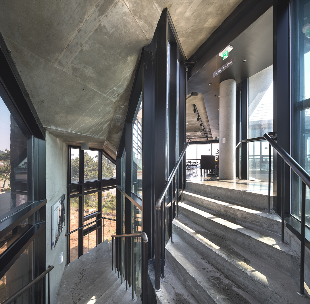 Gallery of Pentagon Commercial Building / On Architects Inc. - 16