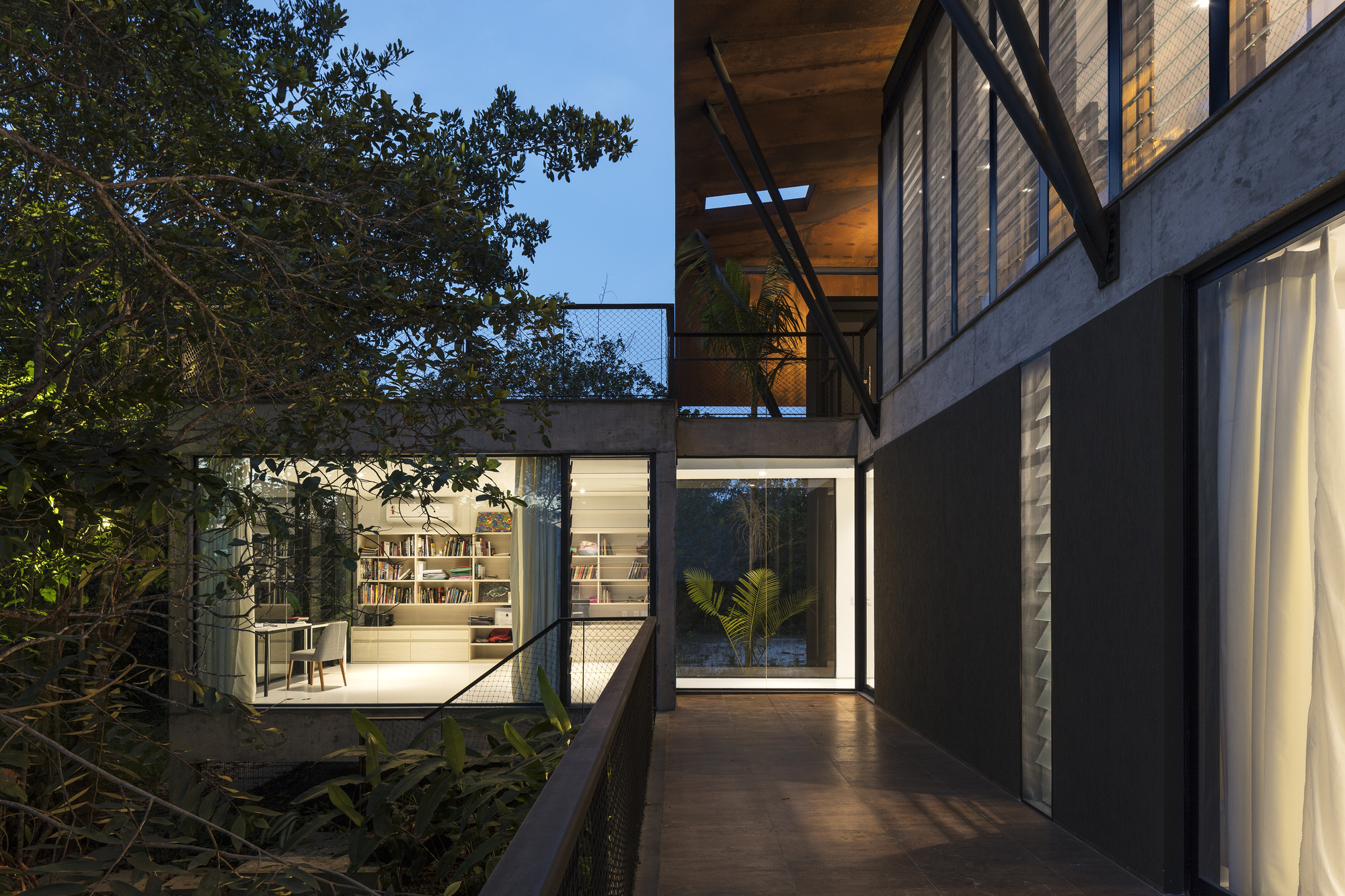 Gallery of Campinarana House / Laurent Troost Architectures - 21