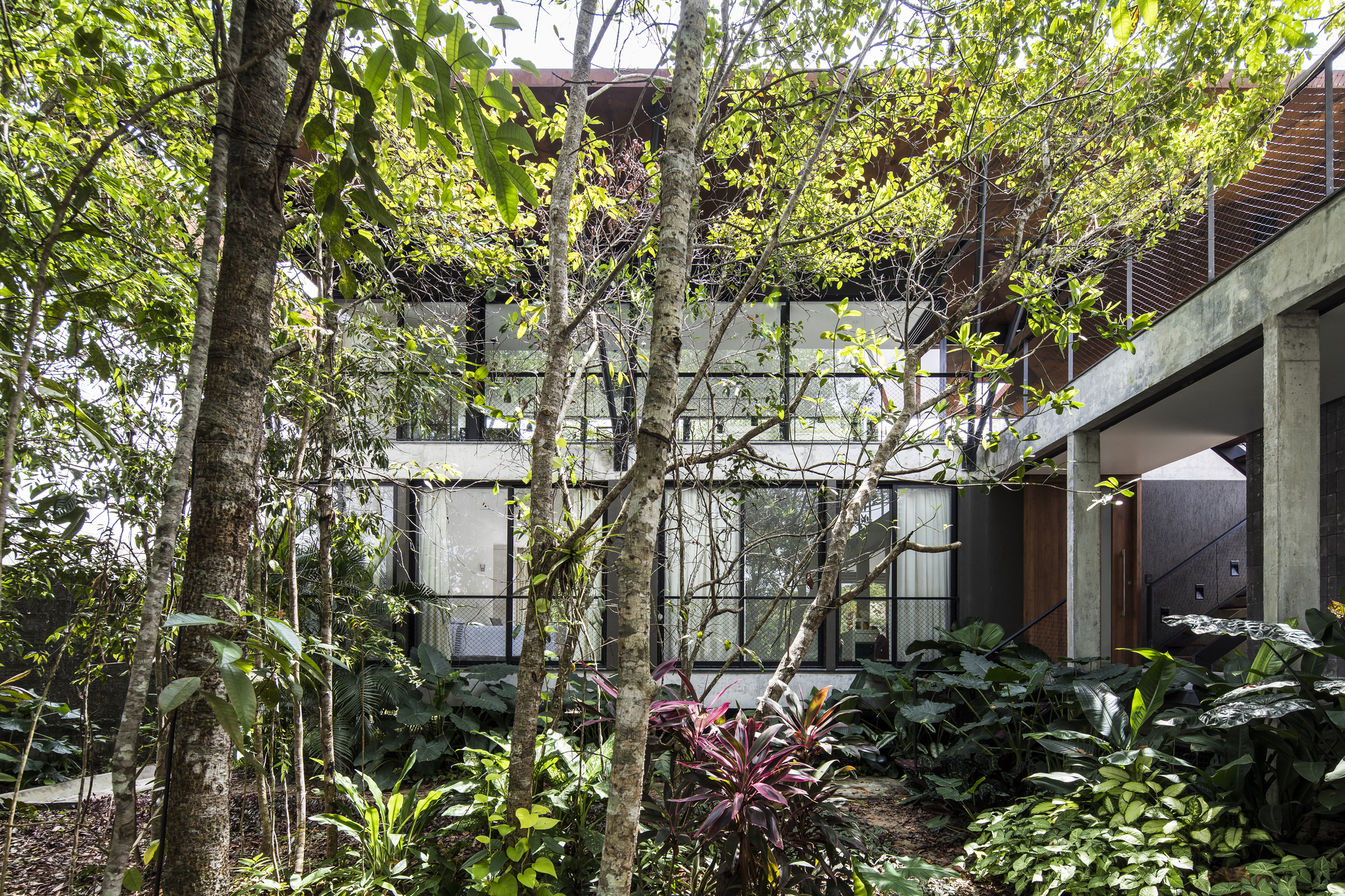 Gallery of Campinarana House / Laurent Troost Architectures - 13