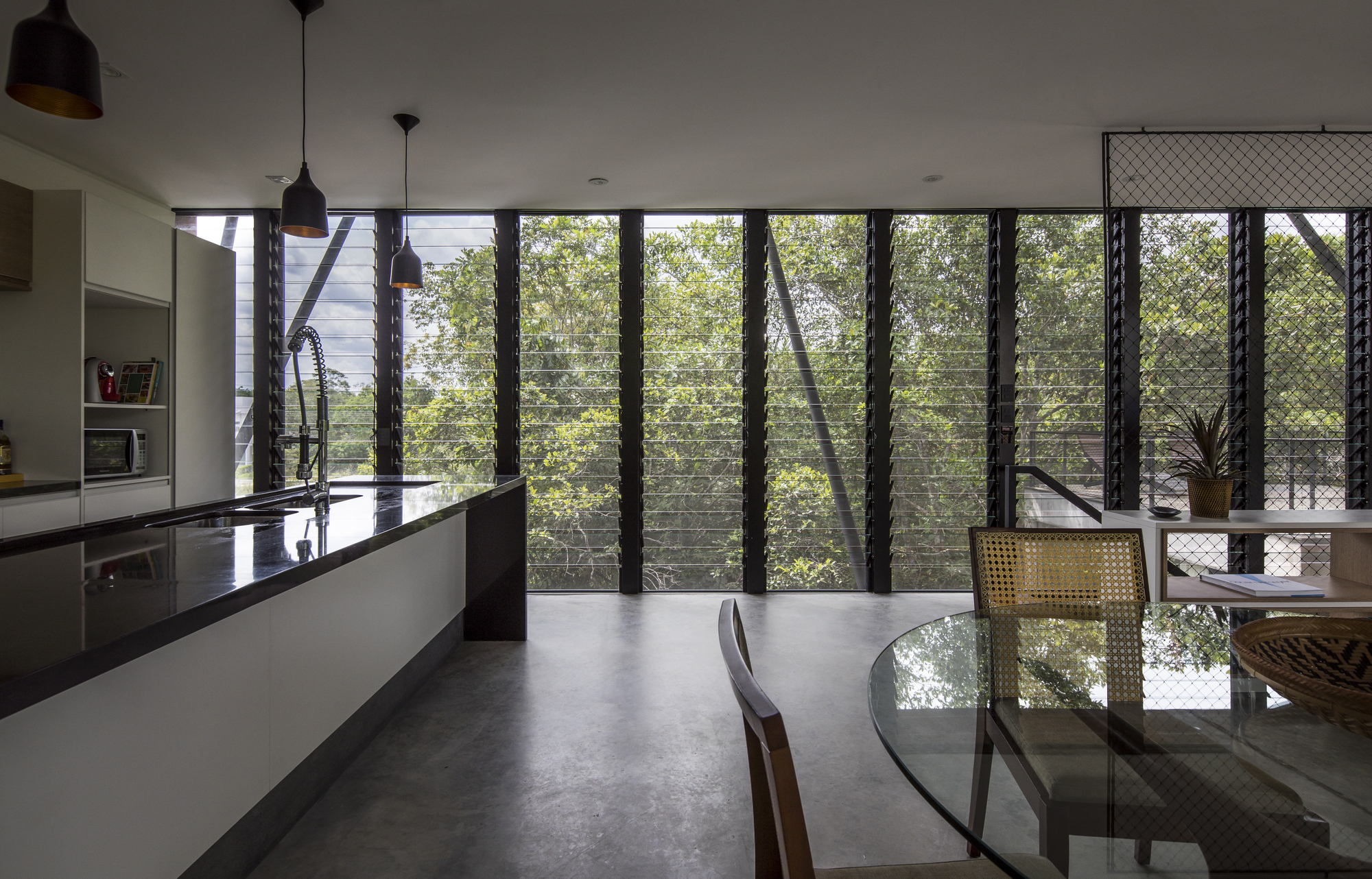 Gallery of Campinarana House / Laurent Troost Architectures - 11