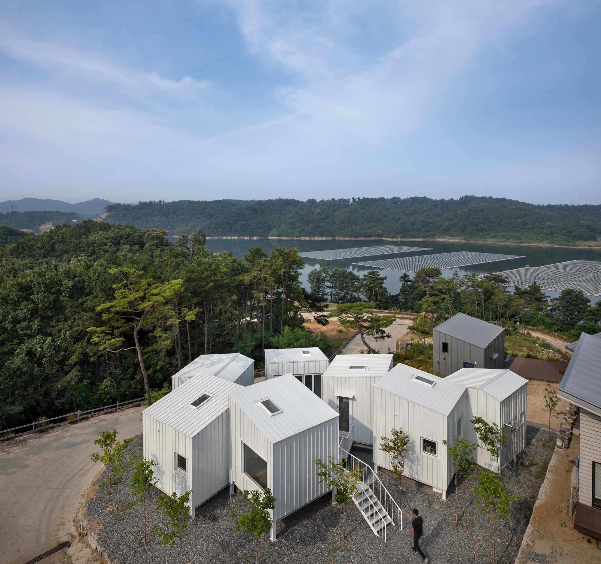 Gallery of Floating Cubes / YounghanChung Architects - 8