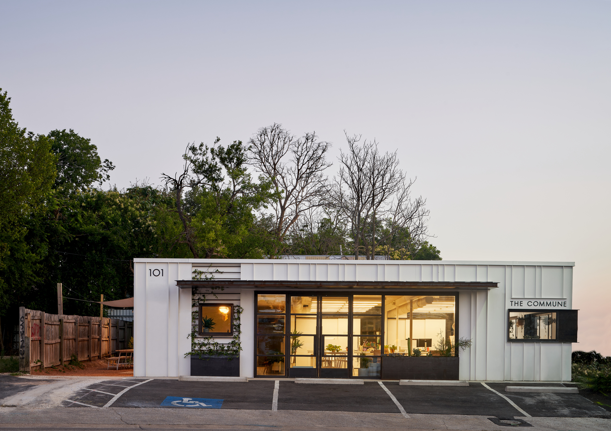 Gallery of The Commune Collaborative Workspace / Hunt Architecture - 18