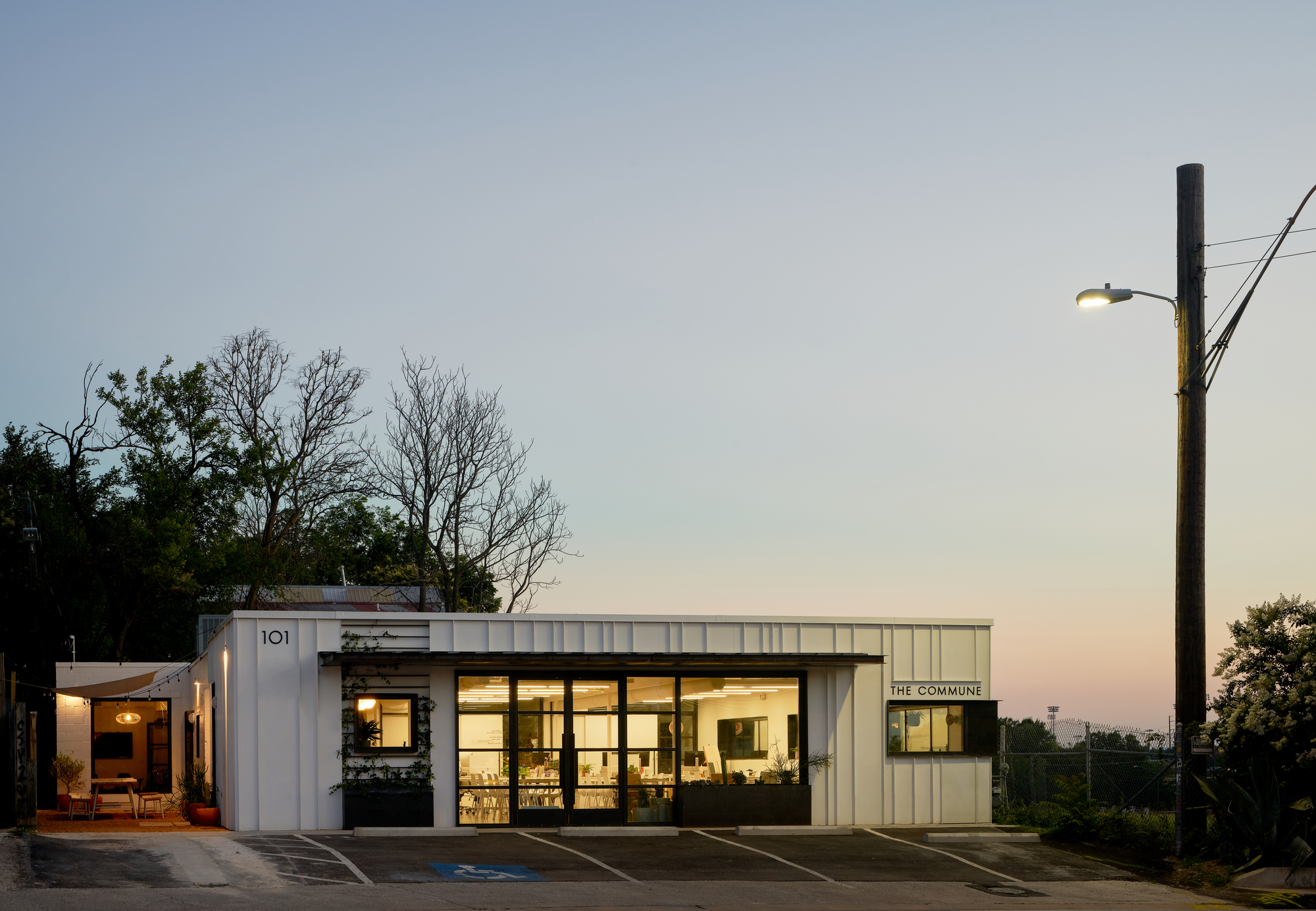 Gallery of The Commune Collaborative Workspace / Hunt Architecture - 16