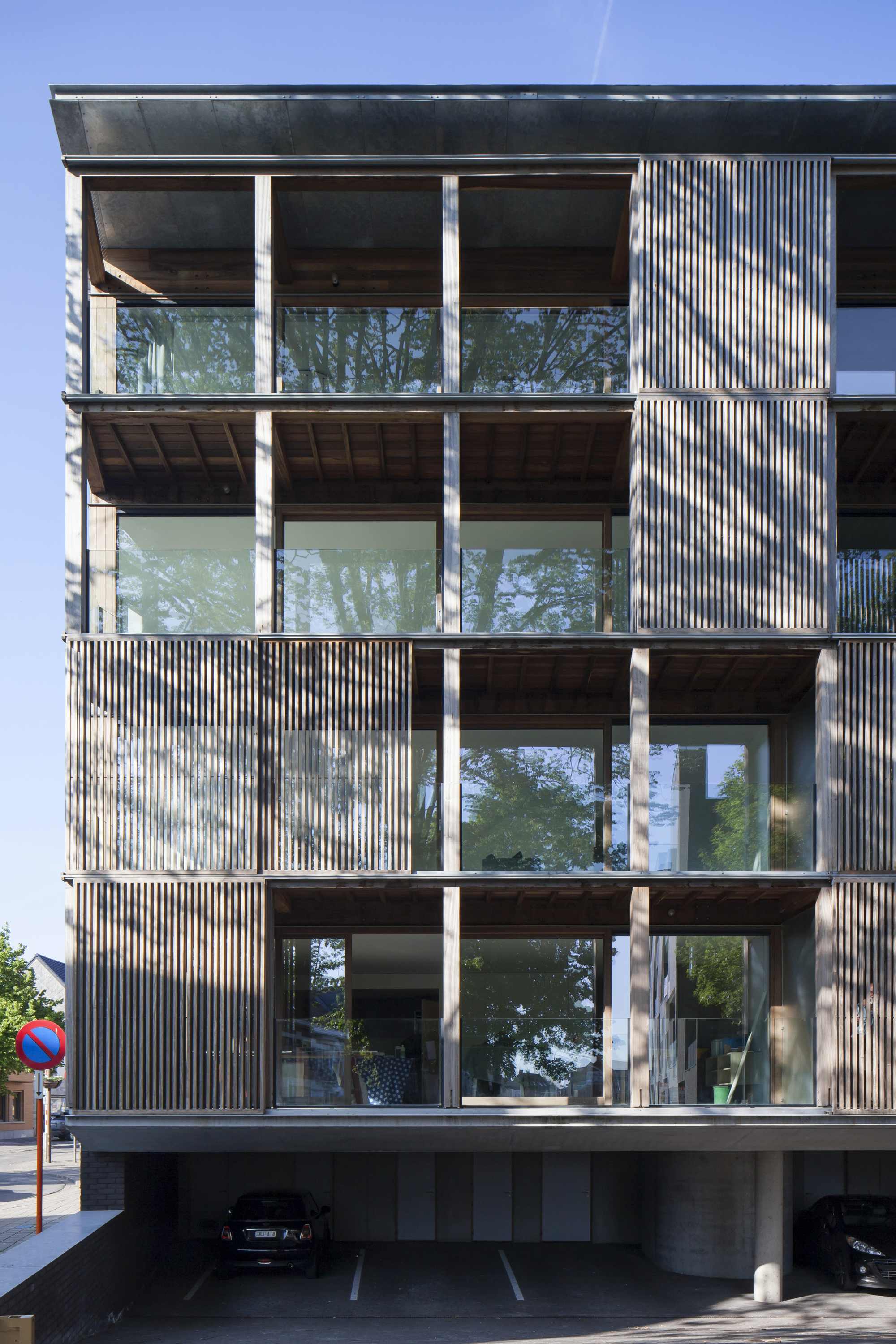 Gallery of Shutterflats Apartment Building / Delmulle Delmulle ...