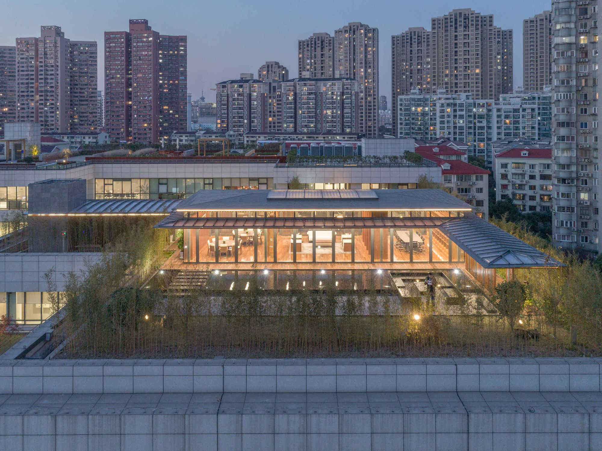 Three Rooms in a Roof Garden / Atelier Z+ | ArchDaily