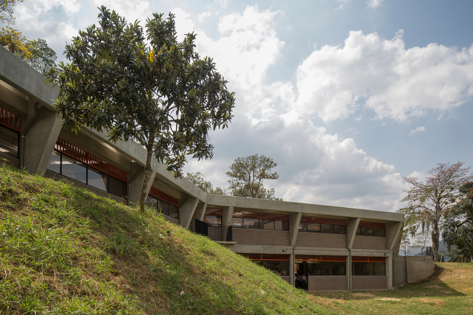 Galería de Institución educativa Miguel Valencia / Plan:b arquitectos - 24