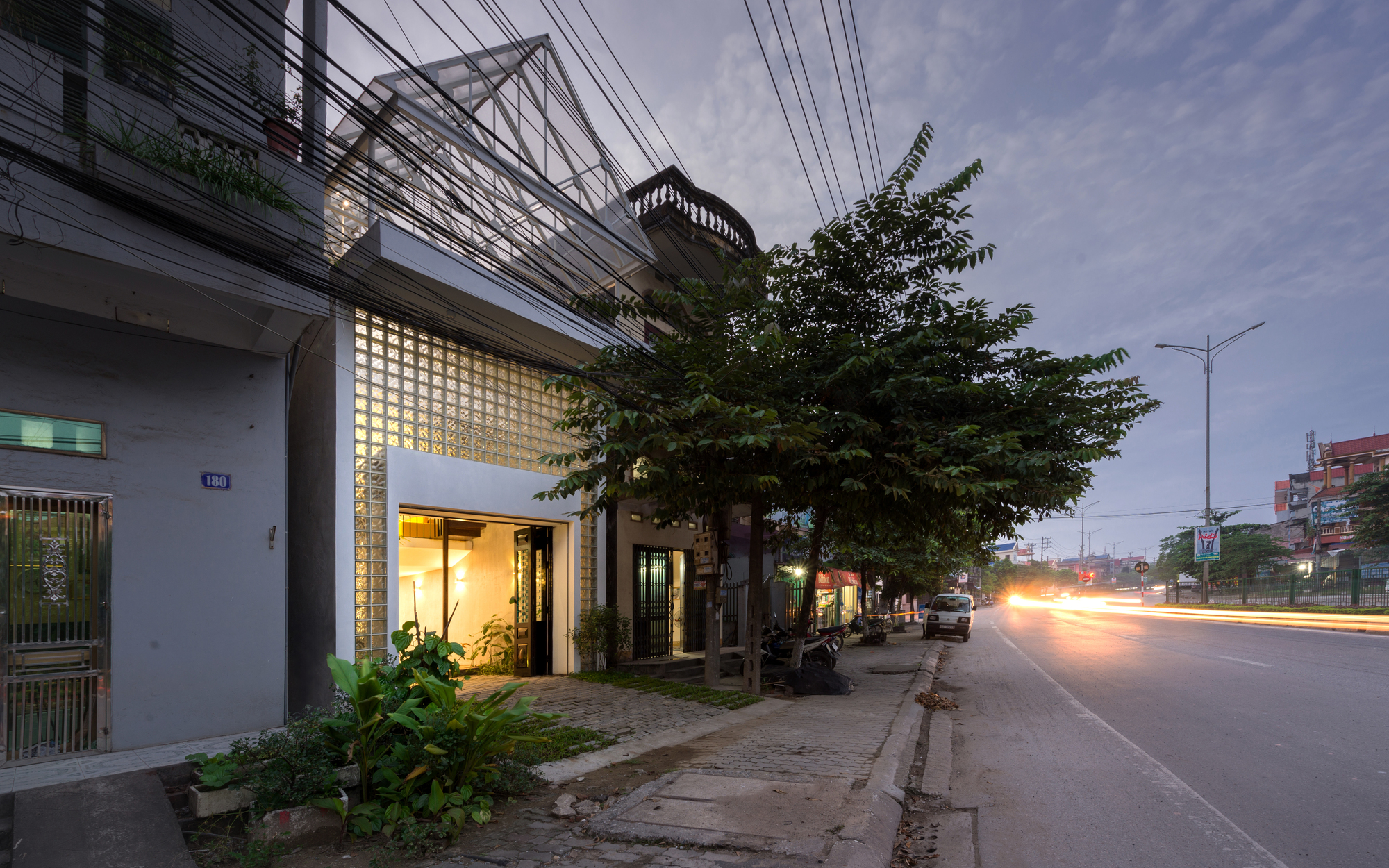 Gallery of Stacking-Roof House / AD+studio - 28