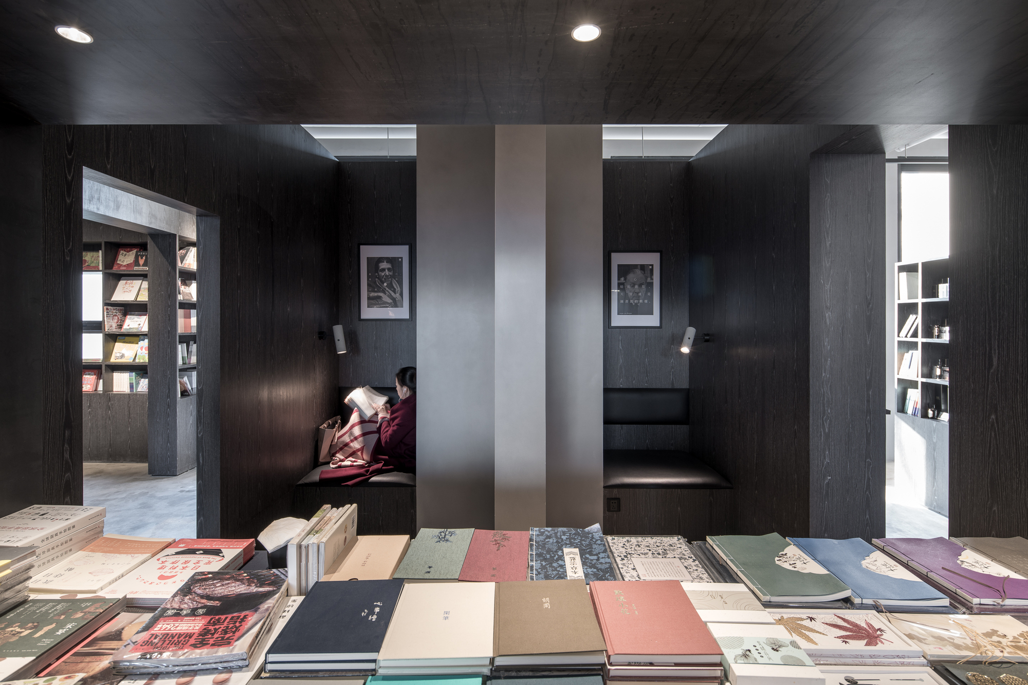 Gallery of OWSPACE book store in Aranya / B.l.U.E. Architecture Studio - 25