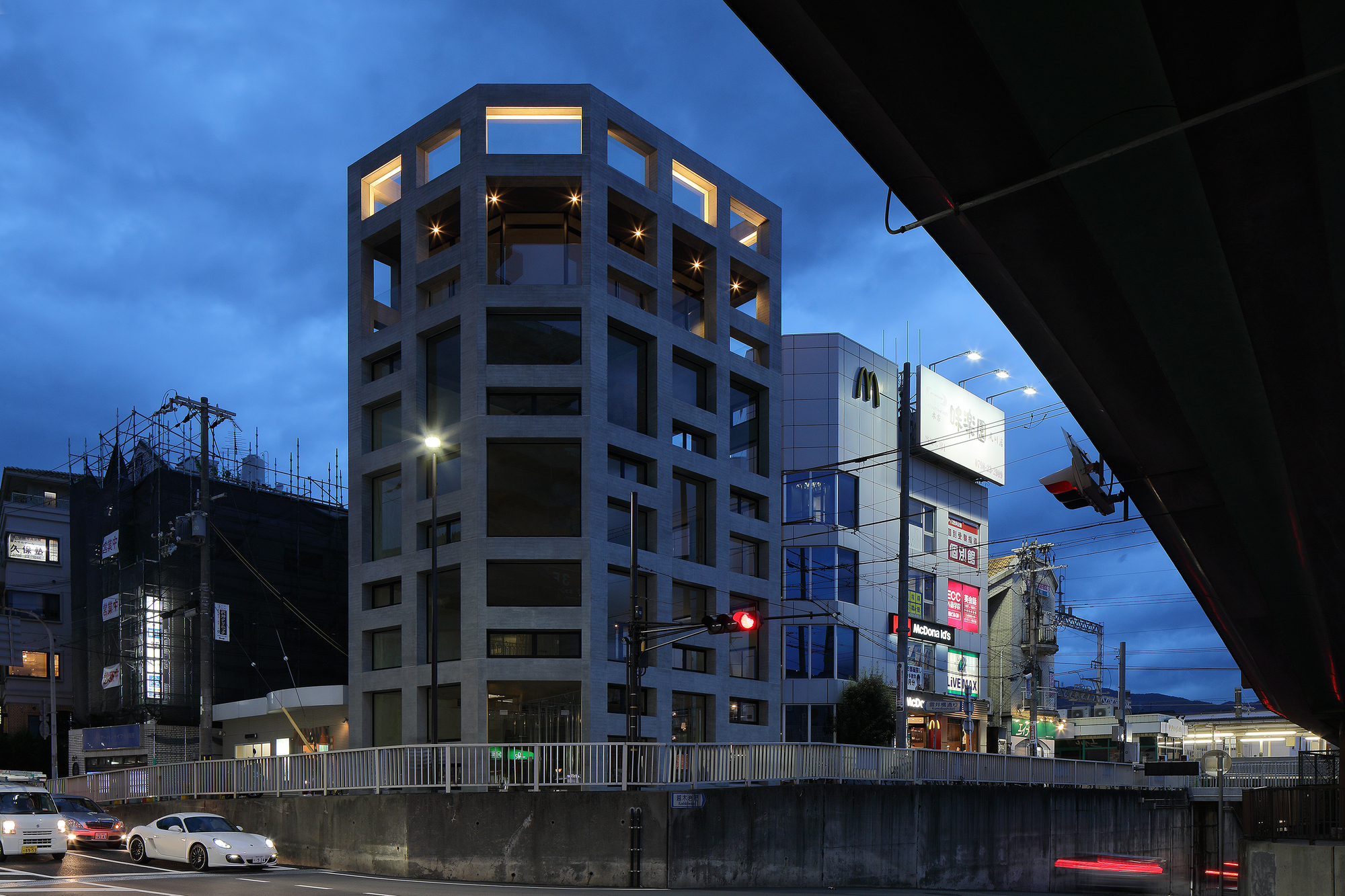 Gallery of Grid Commercial Building / T-Square Design Associates - 11