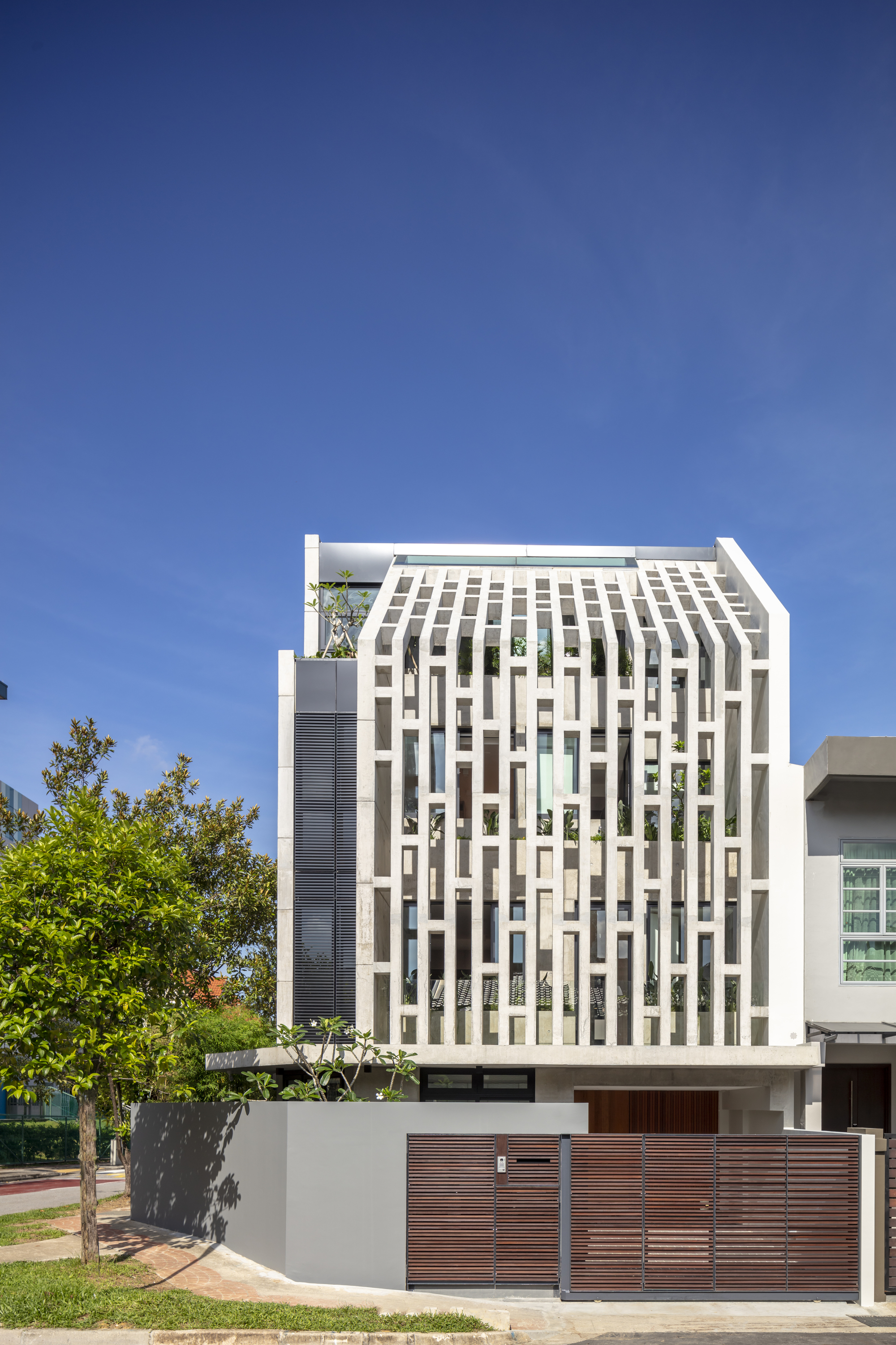 Gallery of Custom Shades House / HYLA Architects - 16