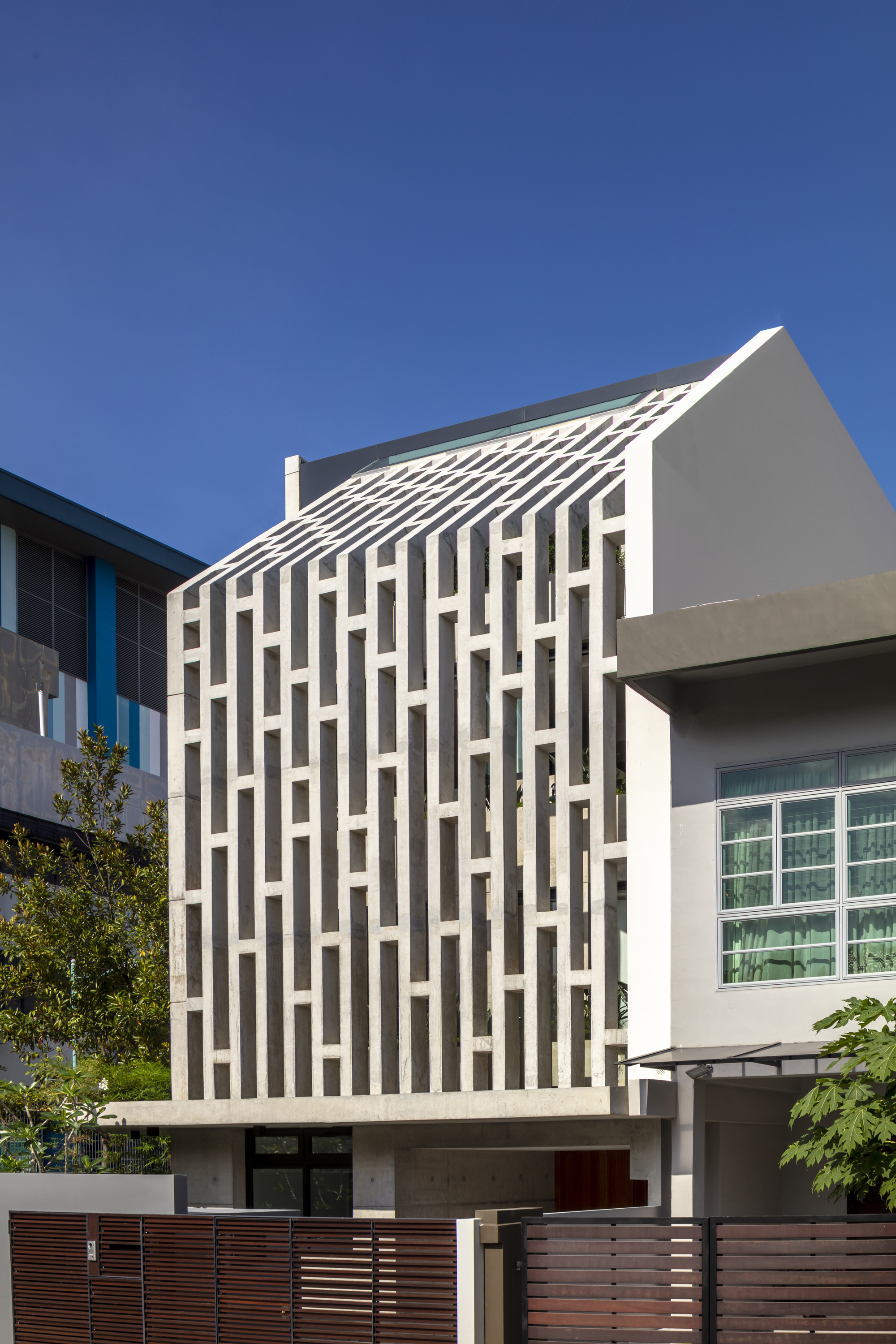 Gallery of Custom Shades House / HYLA Architects - 9