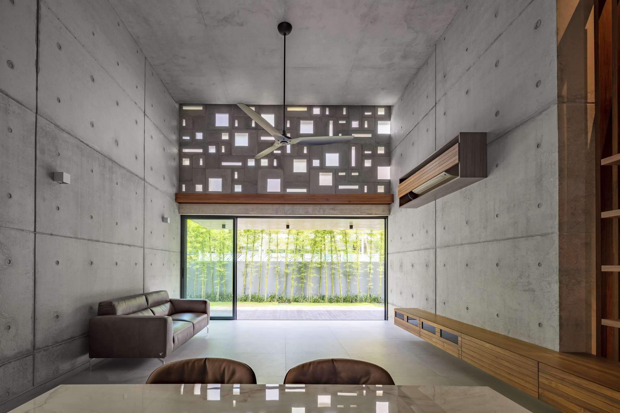 Gallery of Custom Shades House / HYLA Architects - 7