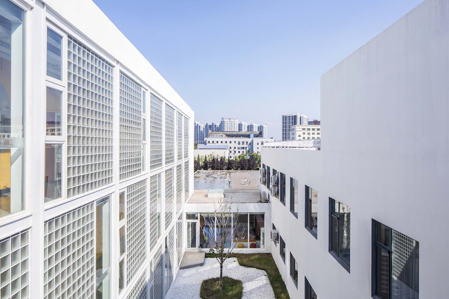 Gallery of Yantai Chunhui Road Port Apartment / MAT Office - 28