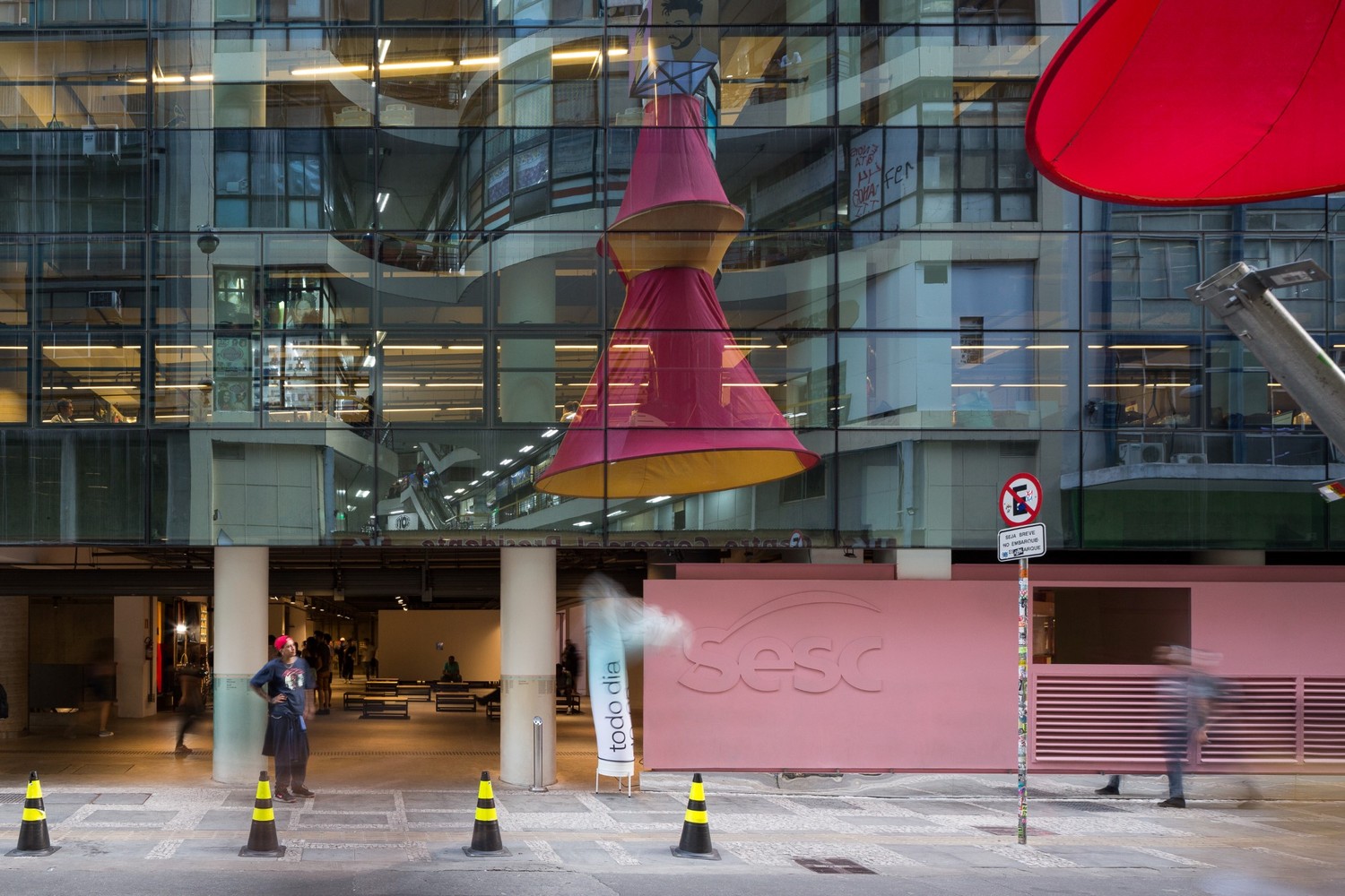 Galeria de 10 Instalações que transformaram o Sesc 24 de Maio durante a ...