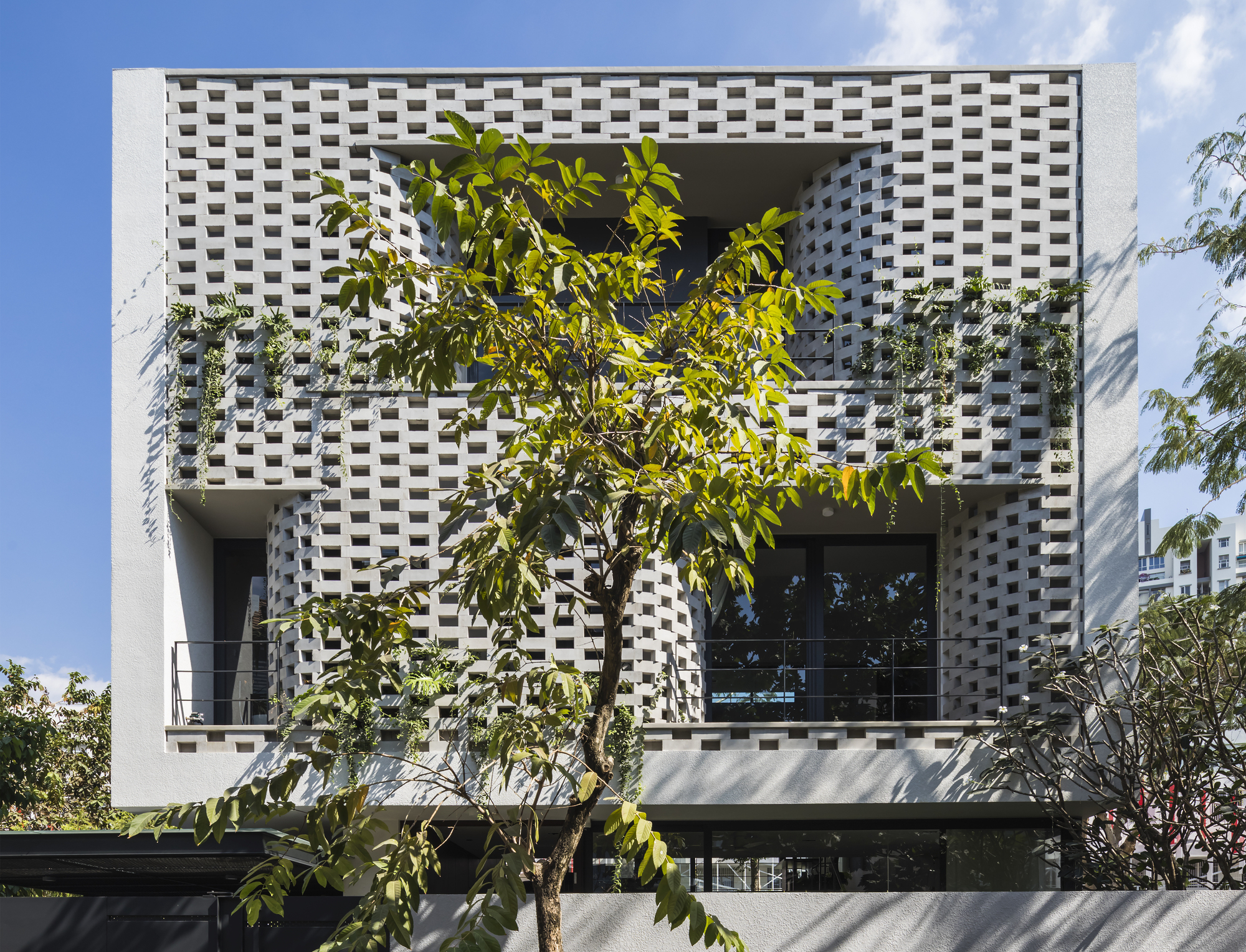 Cascading House / Nha Dan Architects | ArchDaily