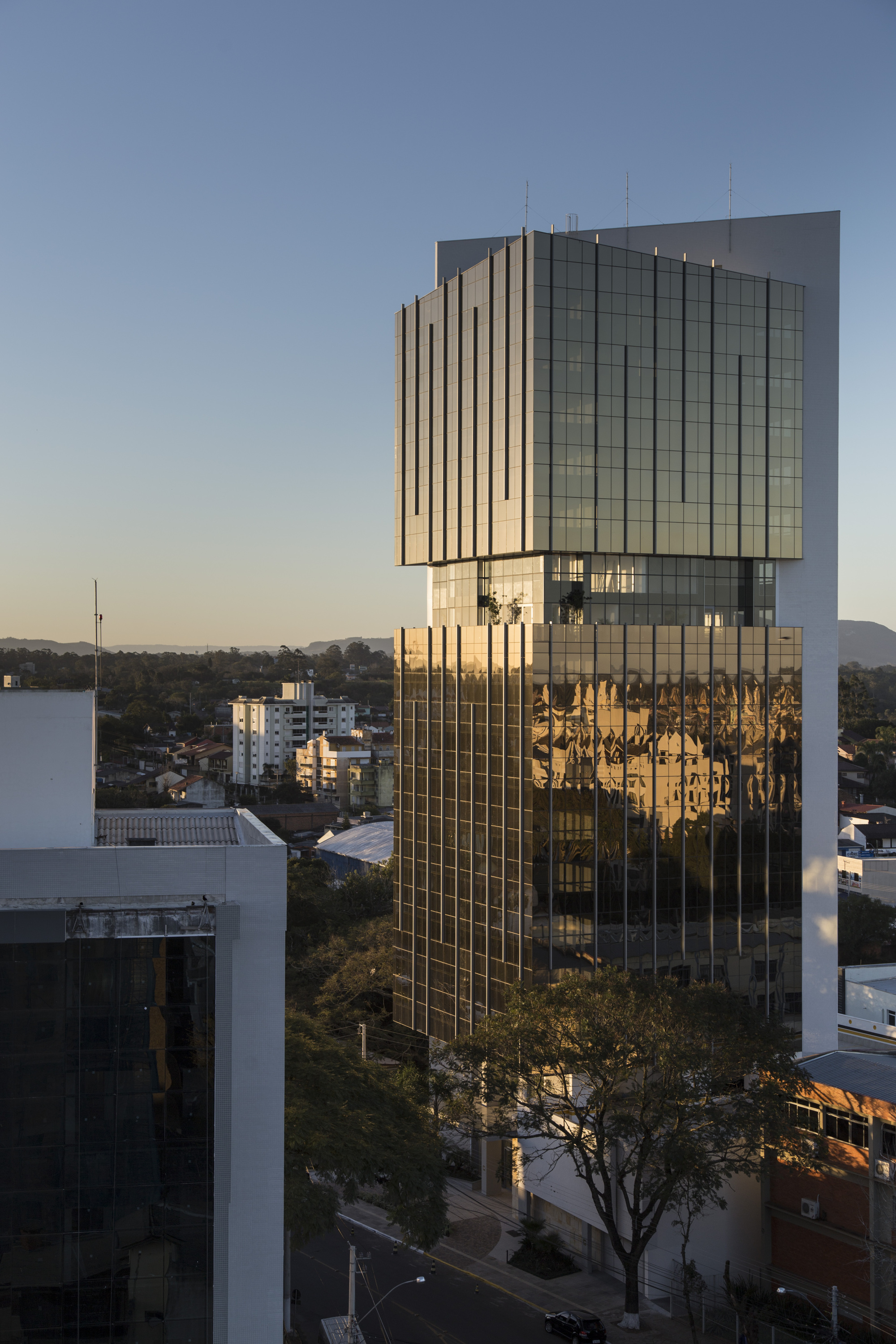 Gallery of Golden Tower / Torres Arquitetos Associados - 4