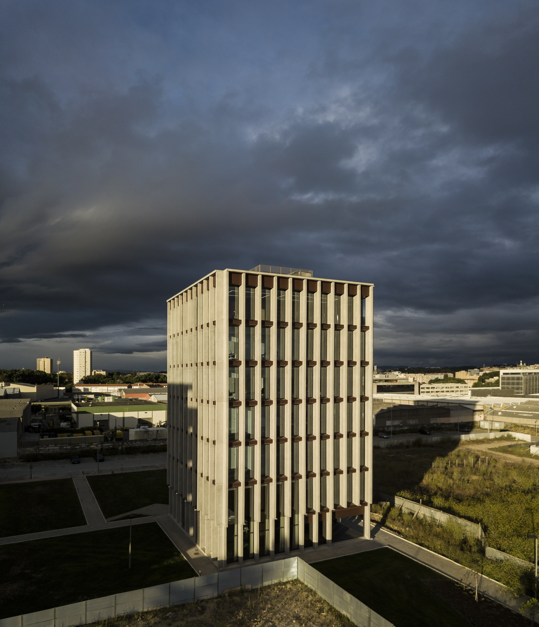 Gallery of 818 Building / A.As - Arquitetos Associados - 3
