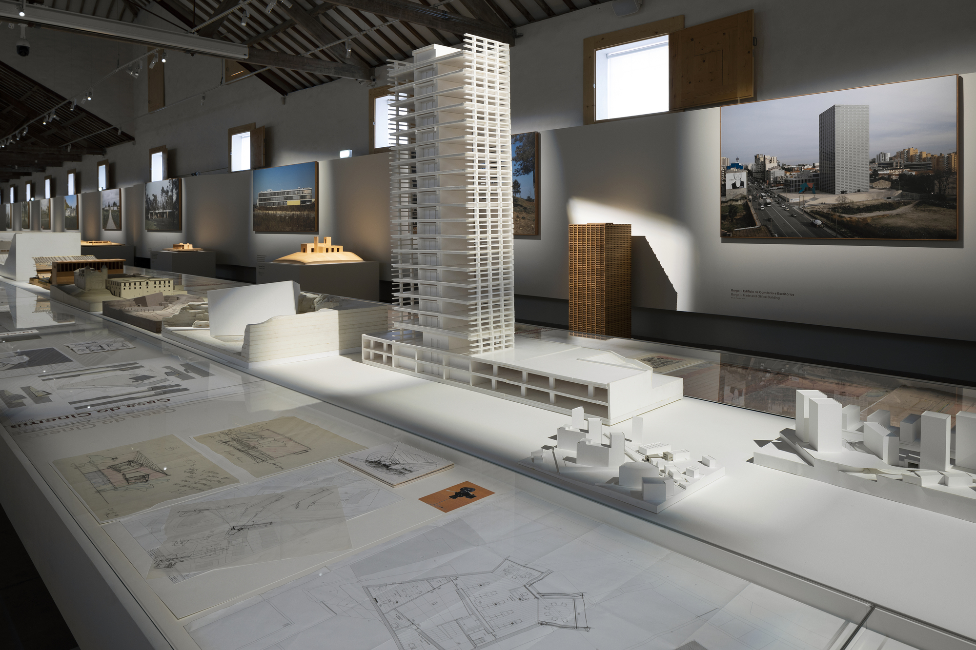 Galeria de Exposição “Souto de Moura - Memória, Projectos, Obras” é ...