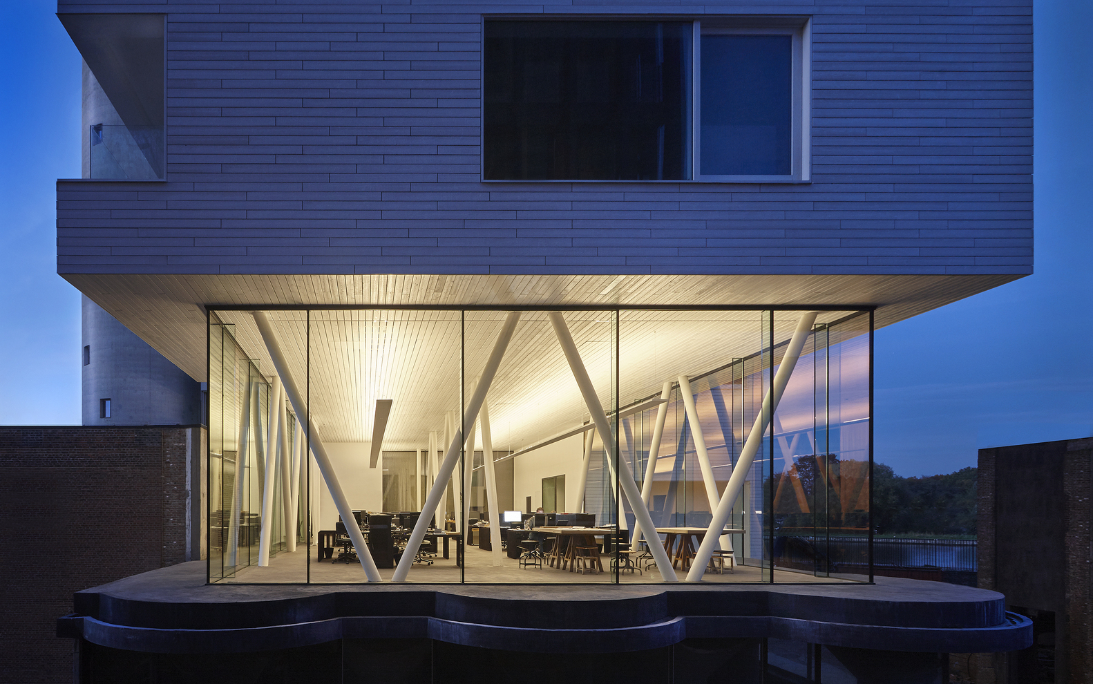 Galería de Ventanas minimalistas con perfiles de acero de alta rigidez ...