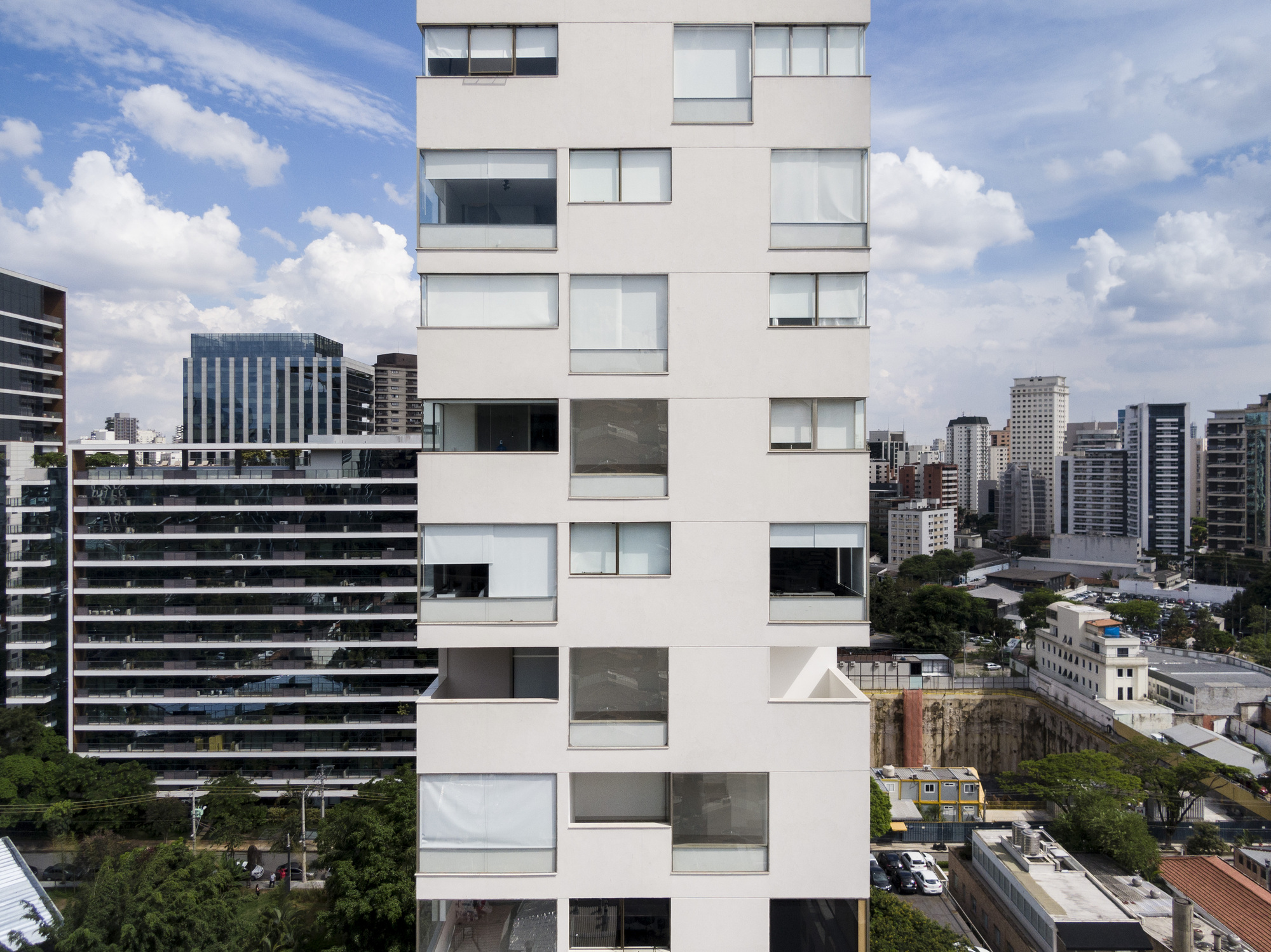 Gallery of VN Ferreira Lobo Building / Studio Arthur Casas - 15